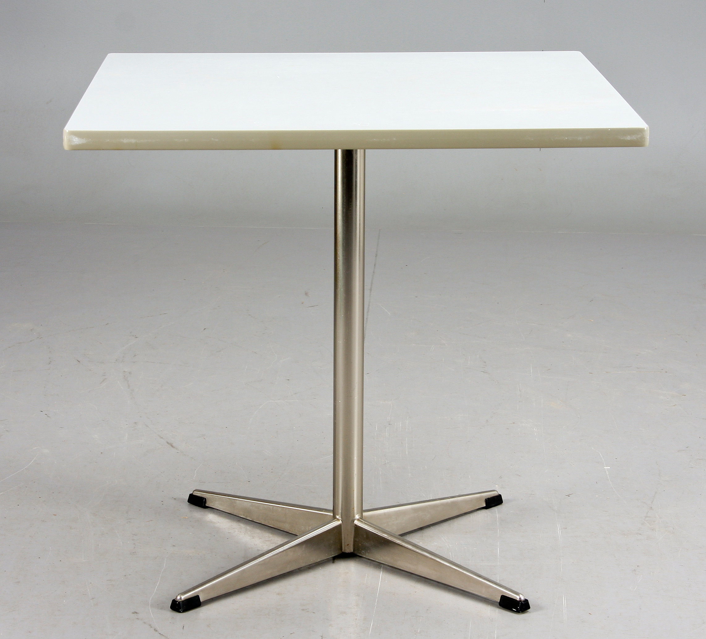 BORD, design Arne Jacobsen, Danmark. - Bukowskis