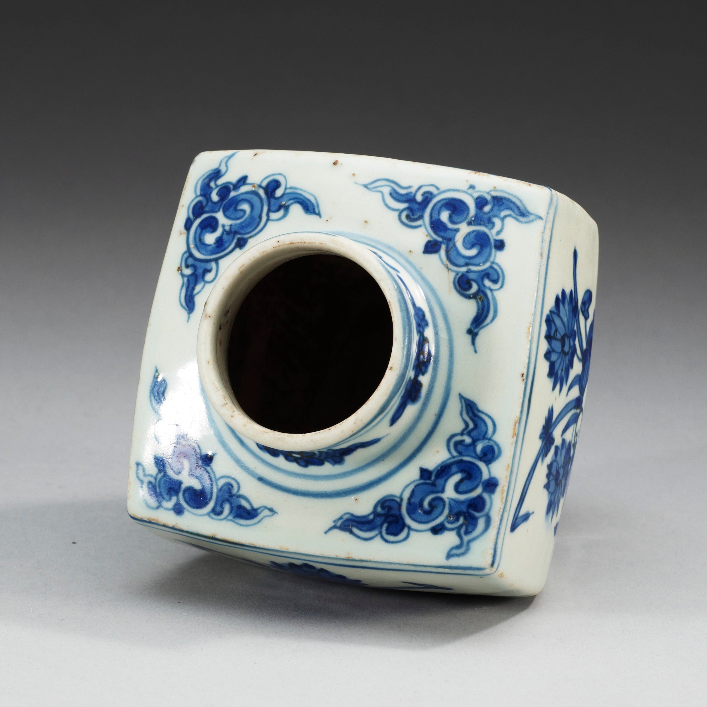 A blue and white jar, Ming dynasty with hall mark. - Bukowskis