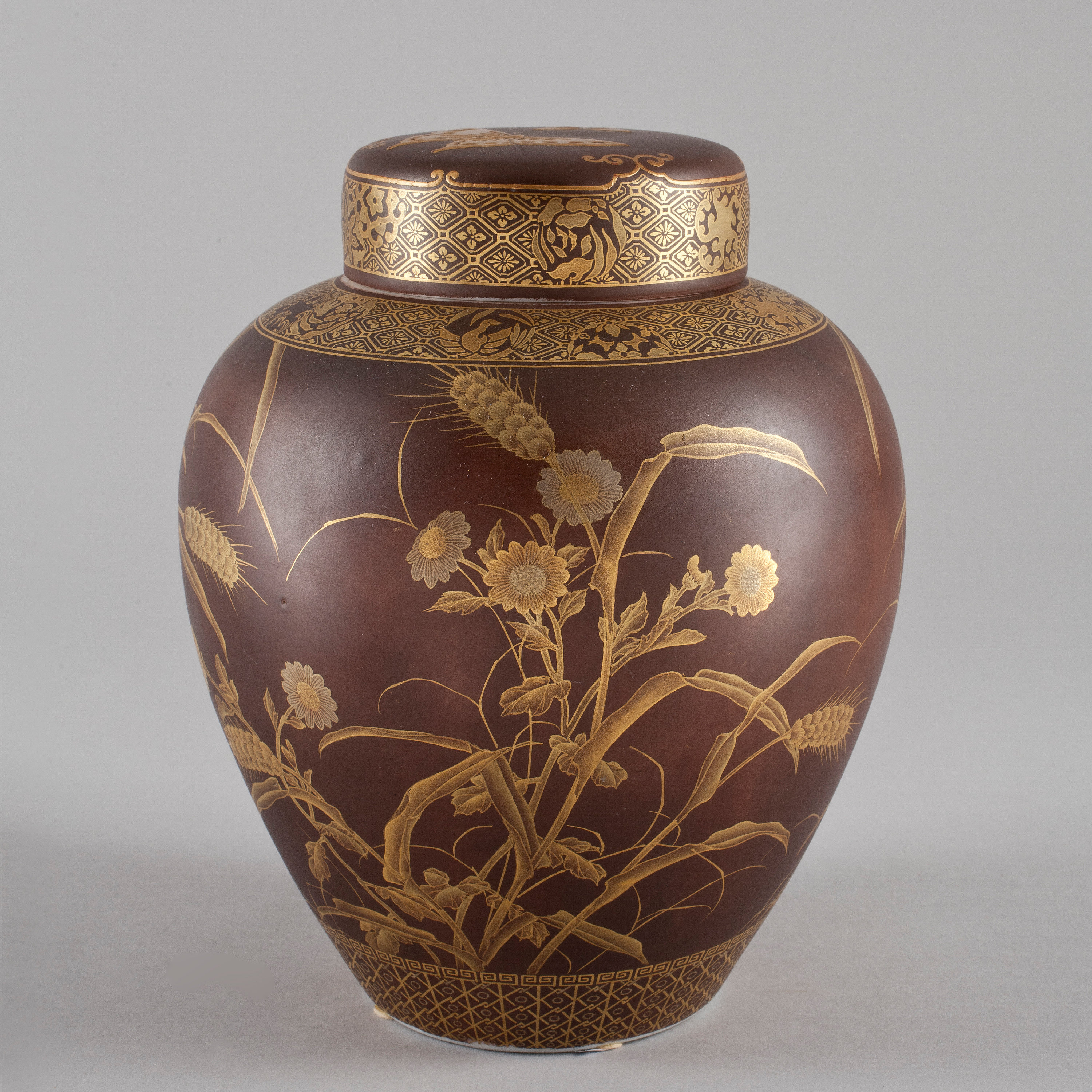 URNA med LOCK, porslin. Japan, 1900-tal, signerad. - Bukowskis