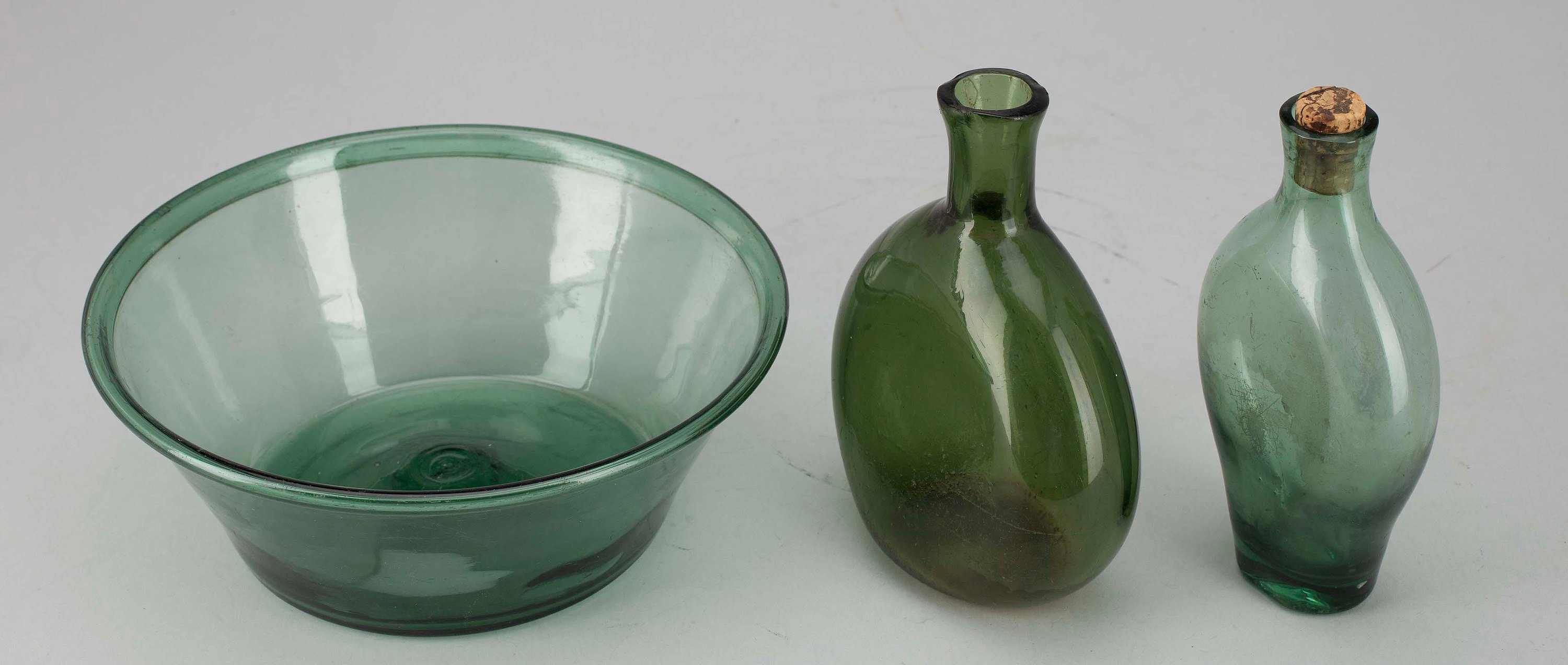 FILBUNKE samt FICKPLUNTOR, 2 st, glas, 1700/1800-tal. - Bukowskis