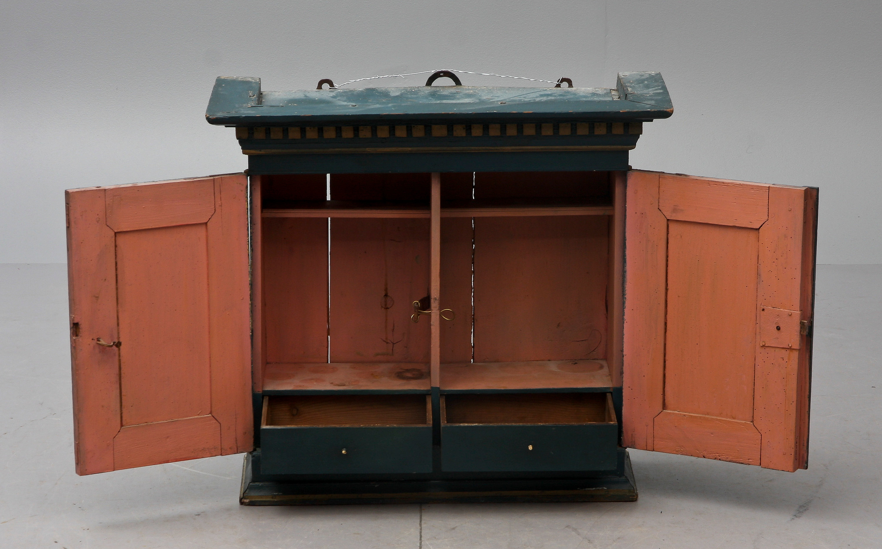 VÄGGSKÅP, allmoge, dat 1825. - Bukowskis