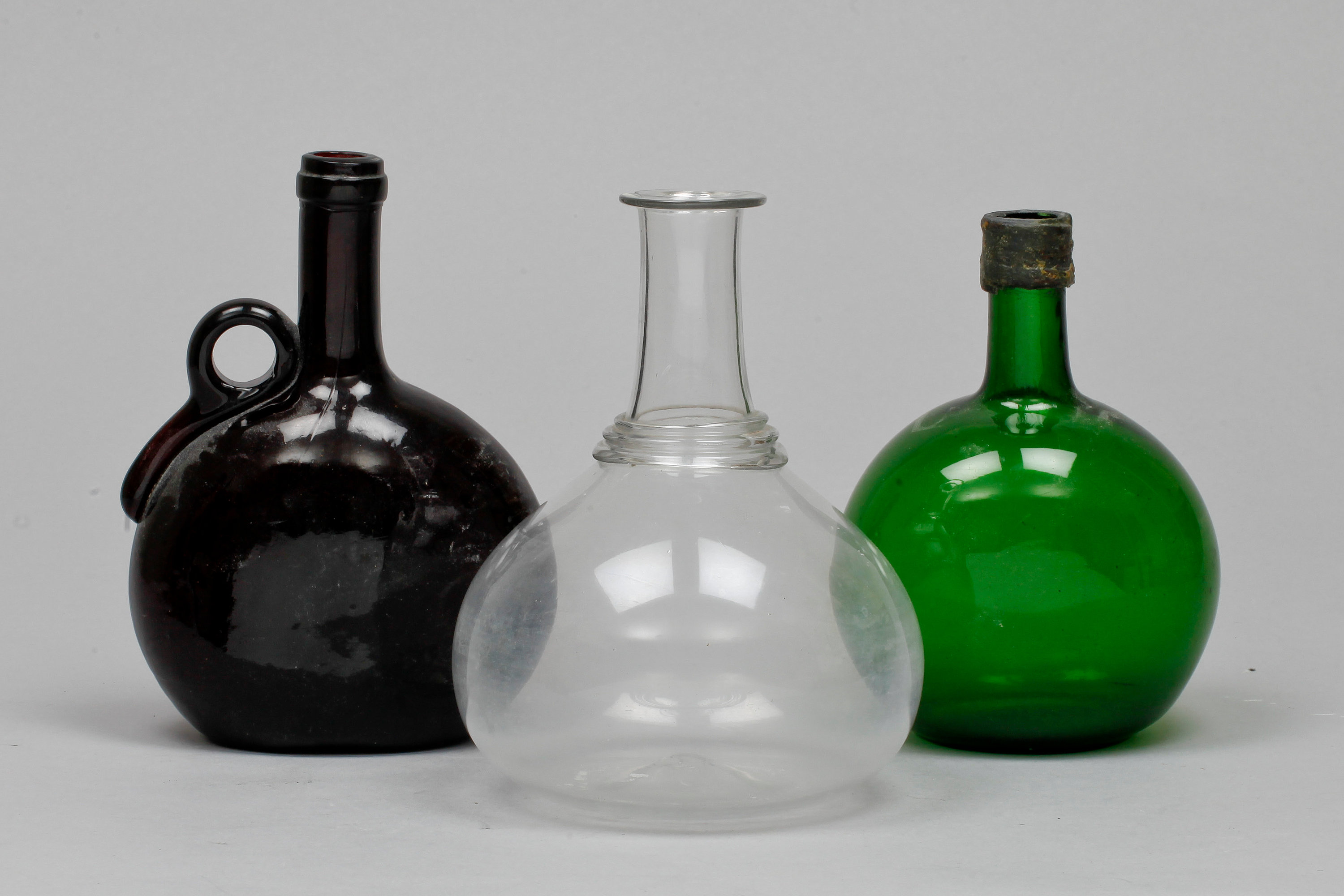 FLASKOR, 3 st, glas. 1800-tal. - Bukowskis