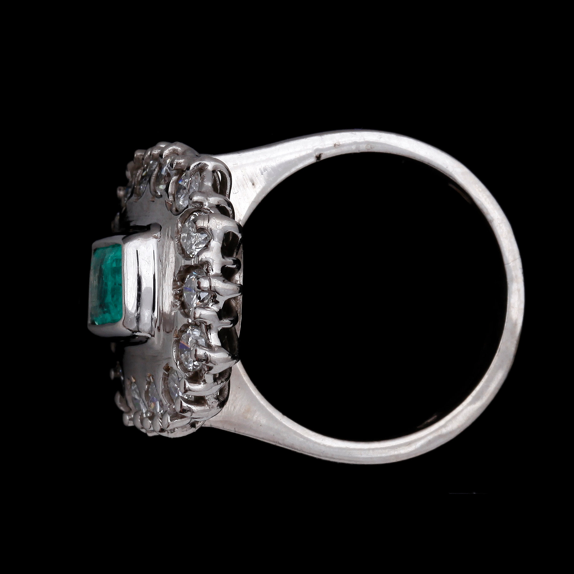 RING, 18k vitguld, med 14 briljantslipade diamanter tot ca1,12ct och en smaragd ca6,15x4,68x3 ...