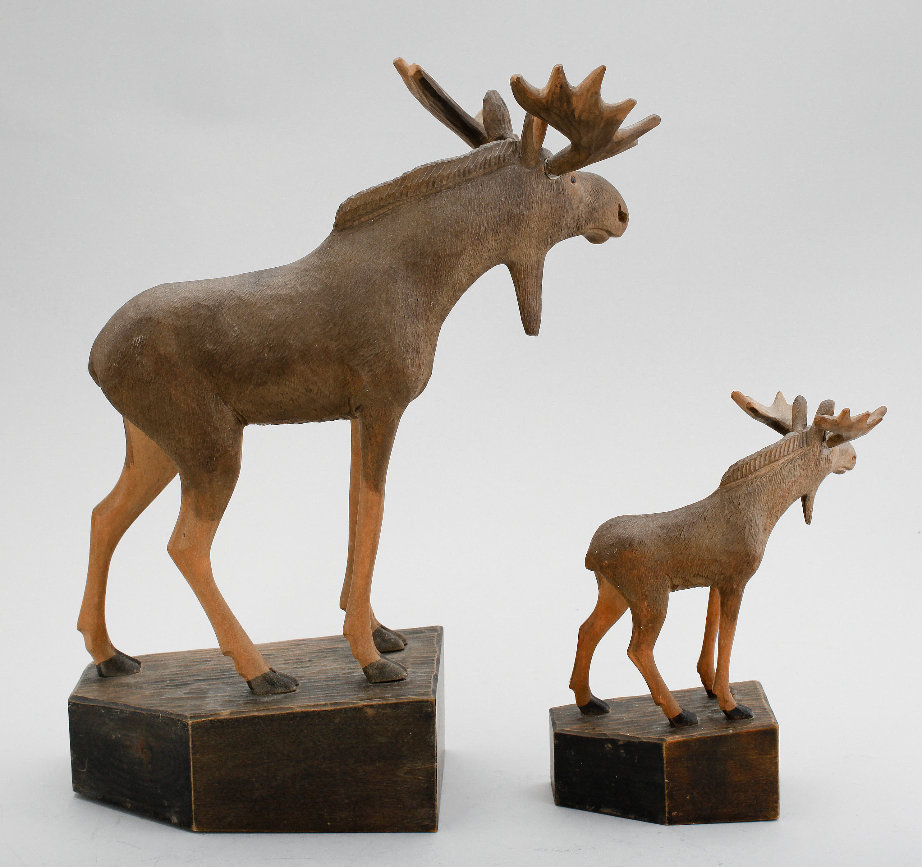 FIGURER, 2 st, skuret trä, V Nieminen, sign. - Bukowskis