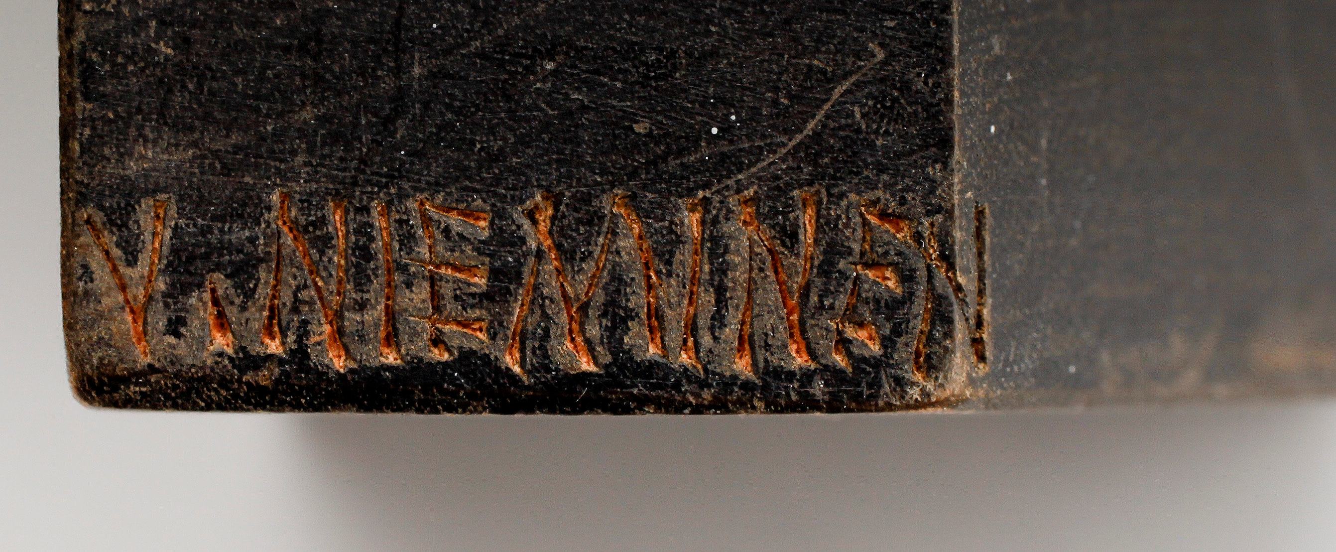 FIGURER, 2 st, skuret trä, V Nieminen, sign. - Bukowskis