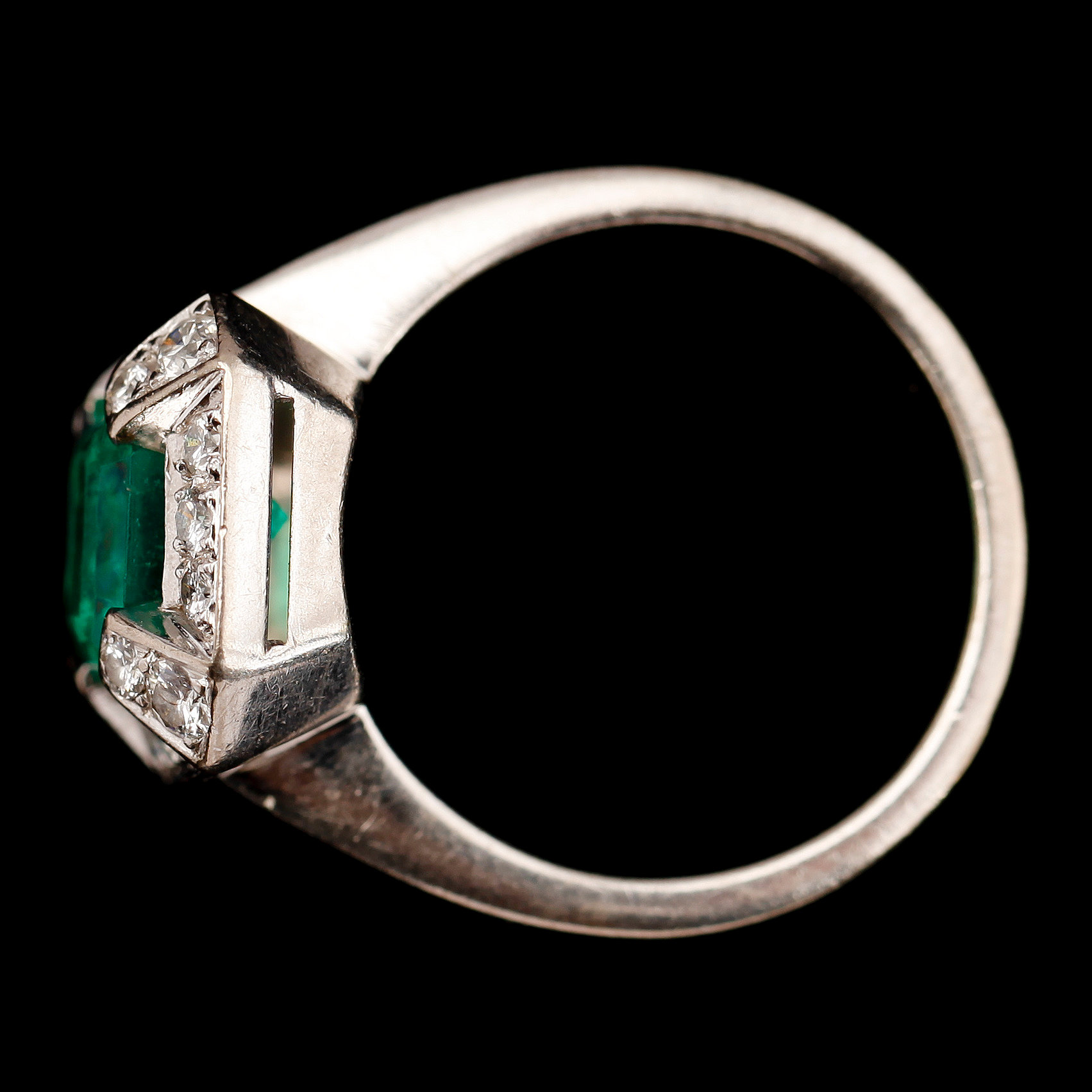 RING, 18 k vitguld, med smaragd och briljanter. - Bukowskis