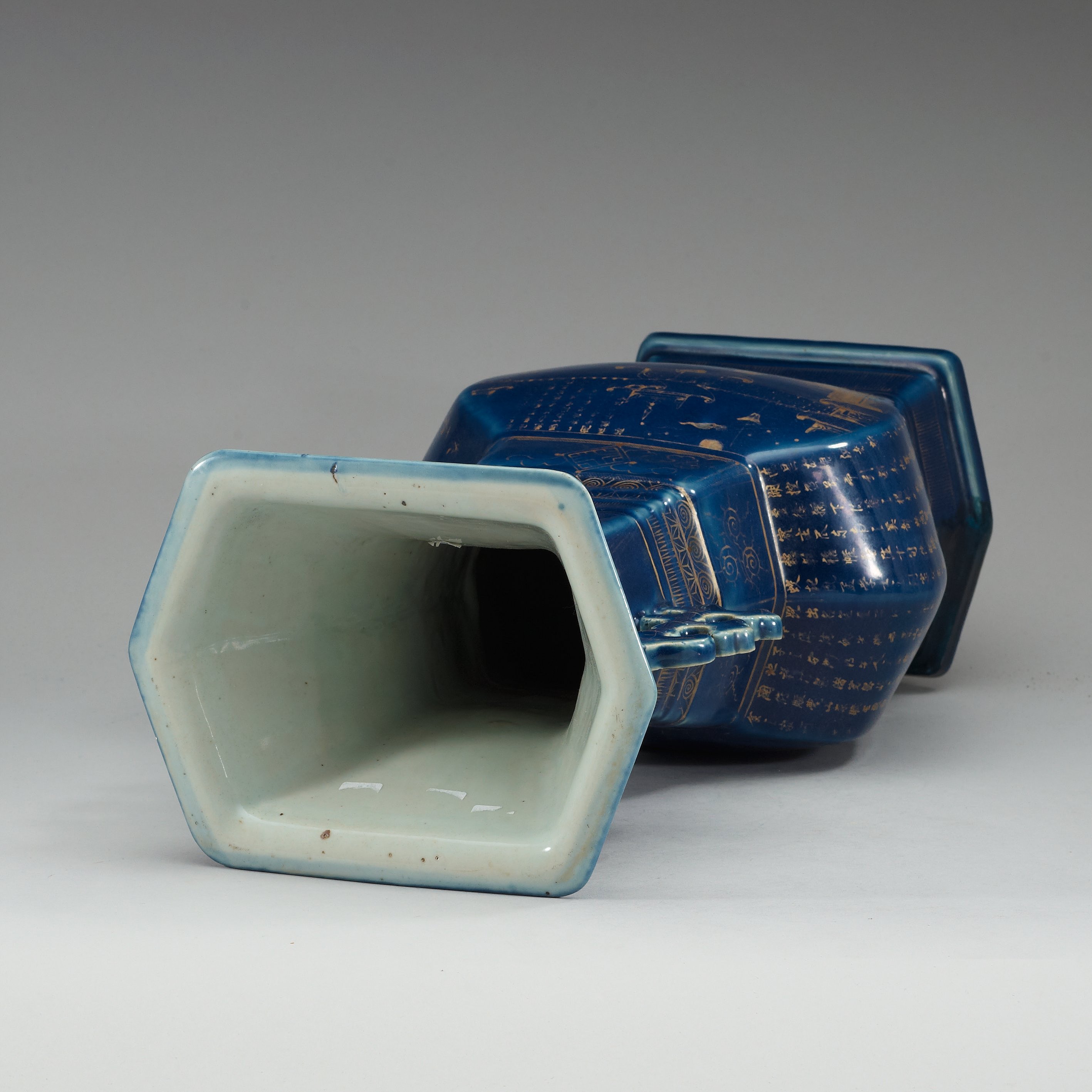 A powder blue vase, Qing dynasty, 18th Century. - Bukowskis