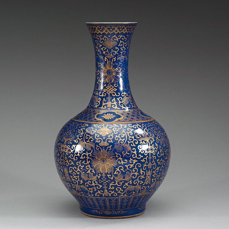 A powder blue vase, China, 20th Century. - Bukowskis