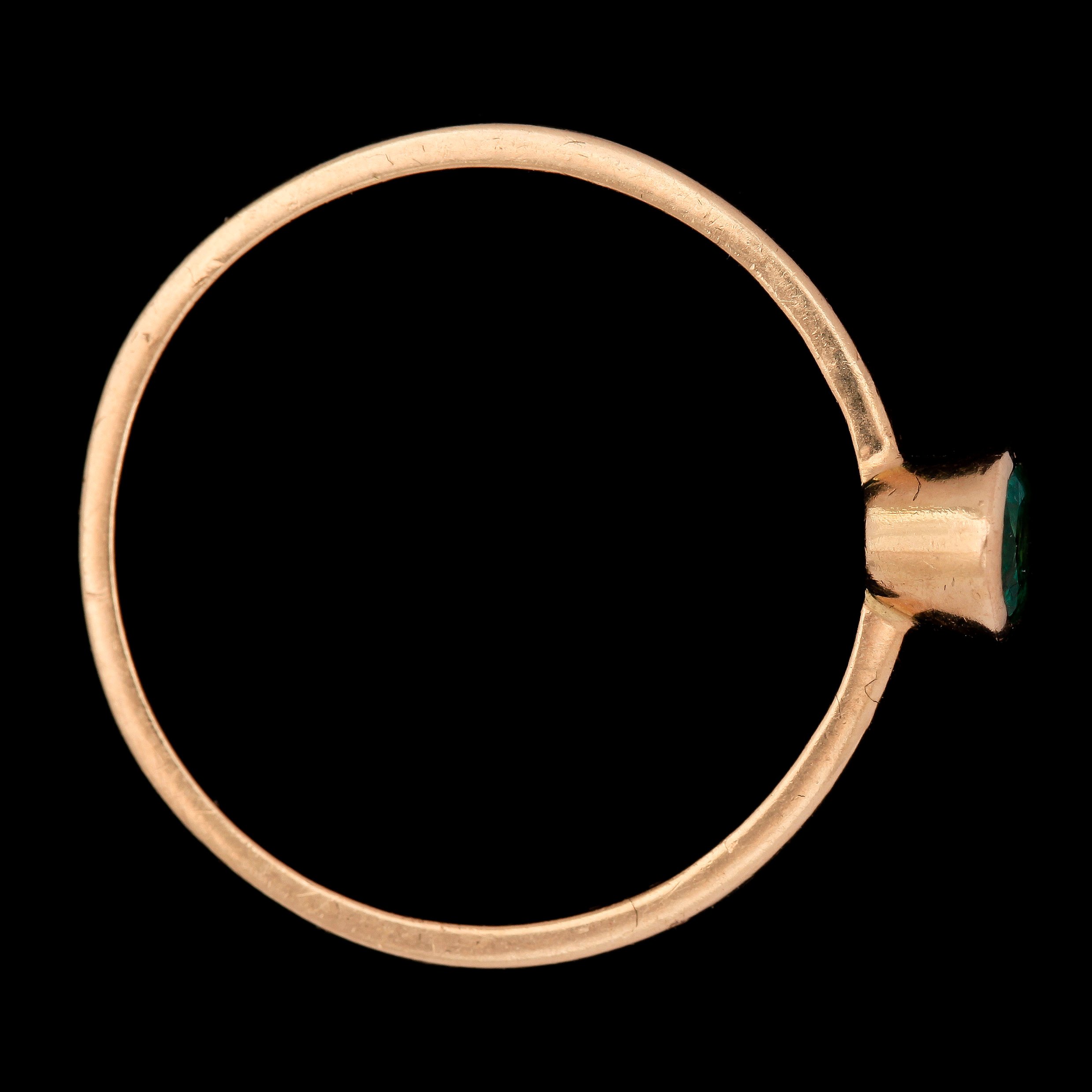 RING, 18K guld med oval fasettslipad smaragd. Vikt ca 1,9g. - Bukowskis