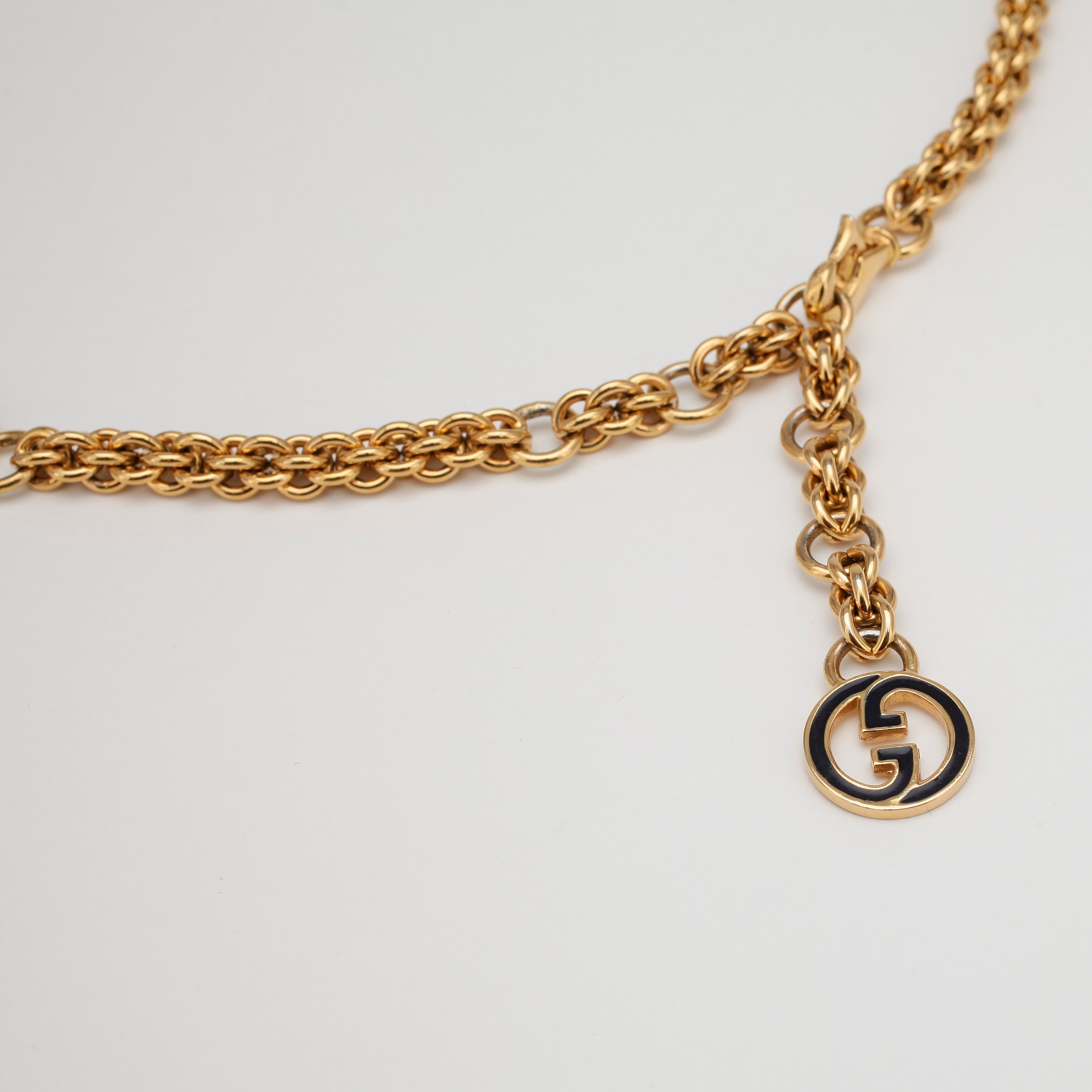 GUCCI, a gold colored mongrammed chain. - Bukowskis