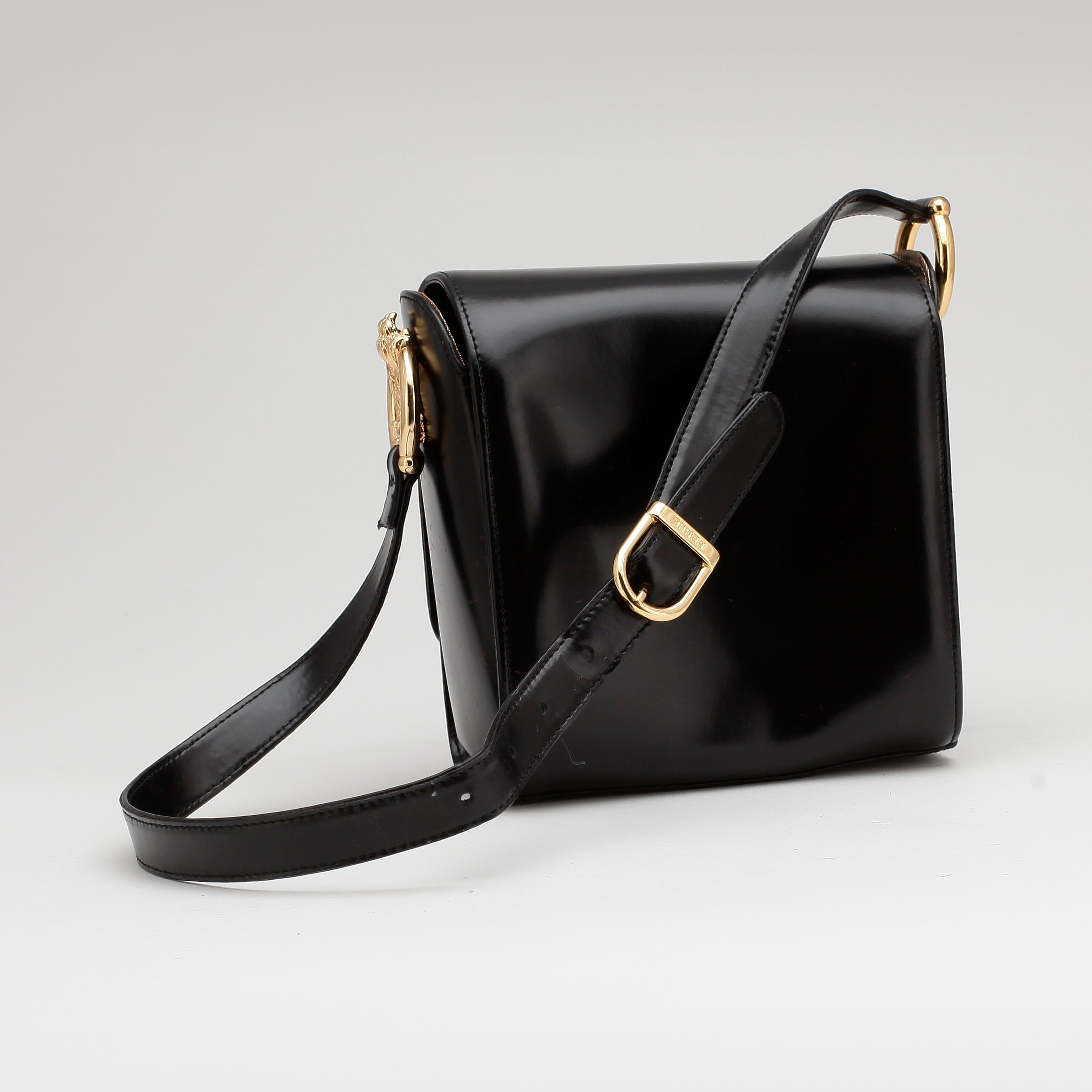 GIANFRANCO FERRÉ, a black leather shoulder bag. - Bukowskis
