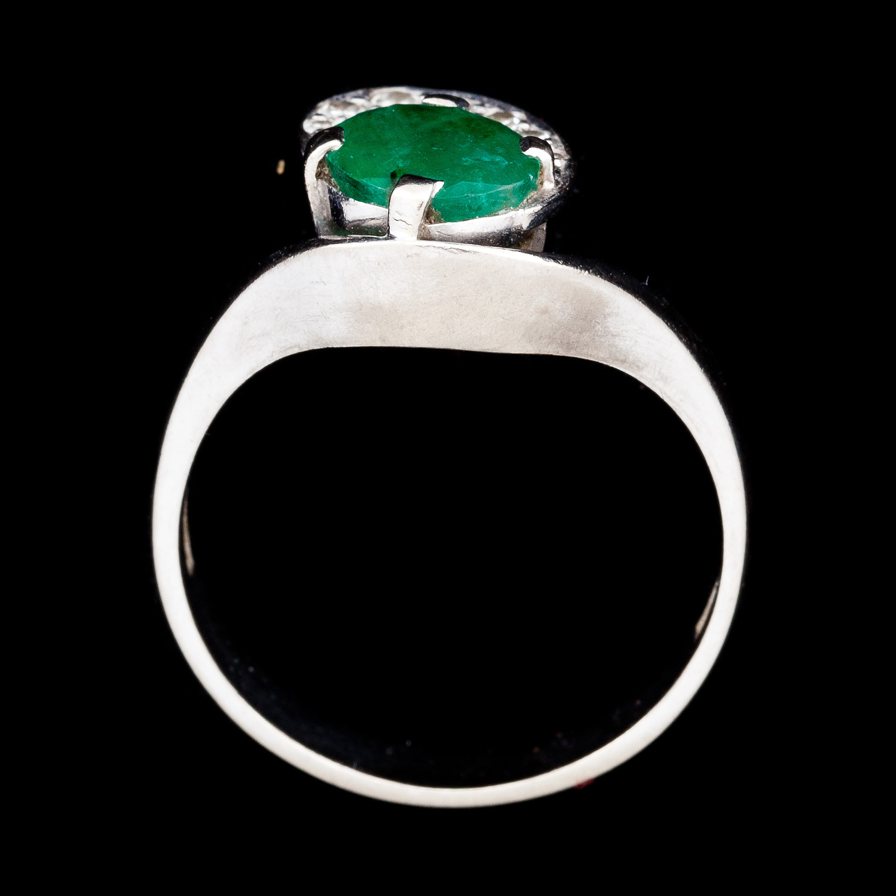 RING, 18k vitguld med små briljantslipade diamanter tot ca 0,15 ct enligt gravyr, samt grön ...