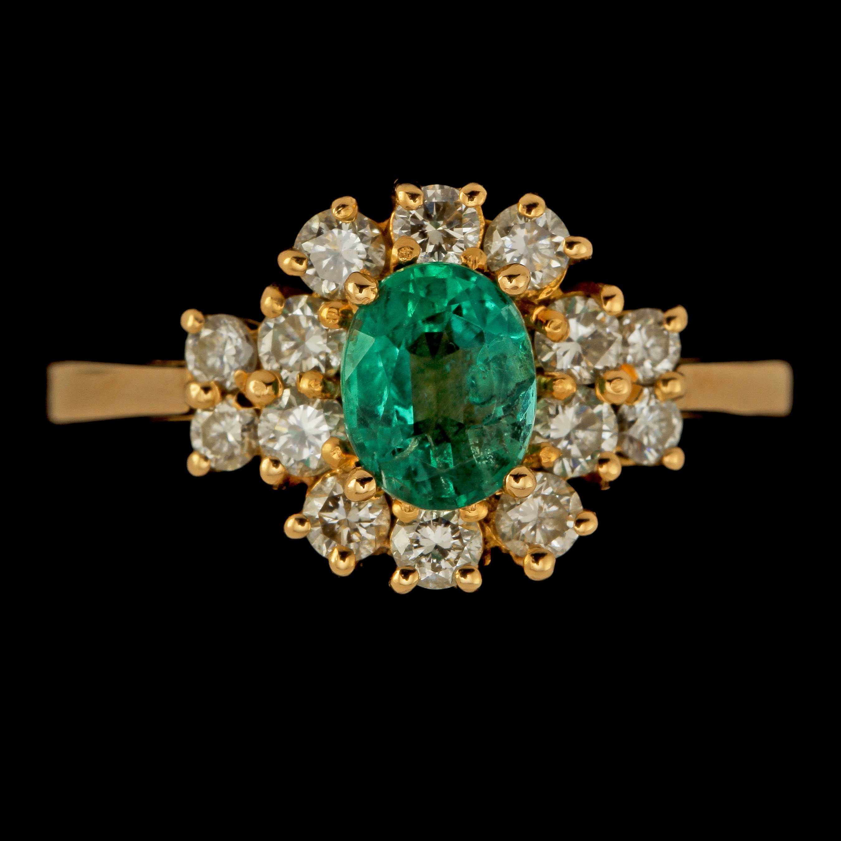 RING, 18k guld med fasettslipad smaragd samt 14 briljantslipade diamanter, tot 0.50 ct ...