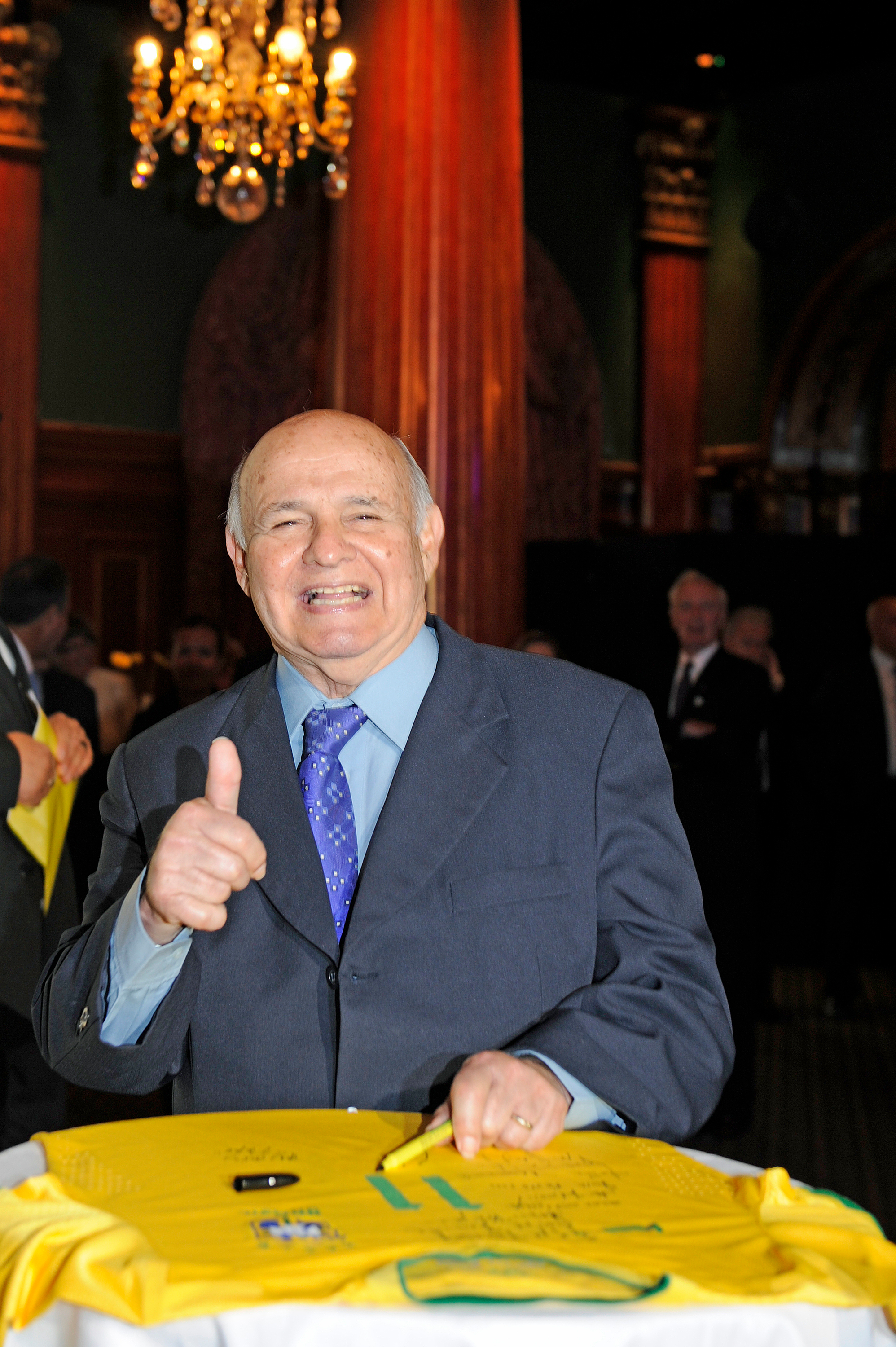 MATCHTRÖJA, signerad av bl a Pelé, Mazzola, Kurt "Kurre" Hamrin och ...