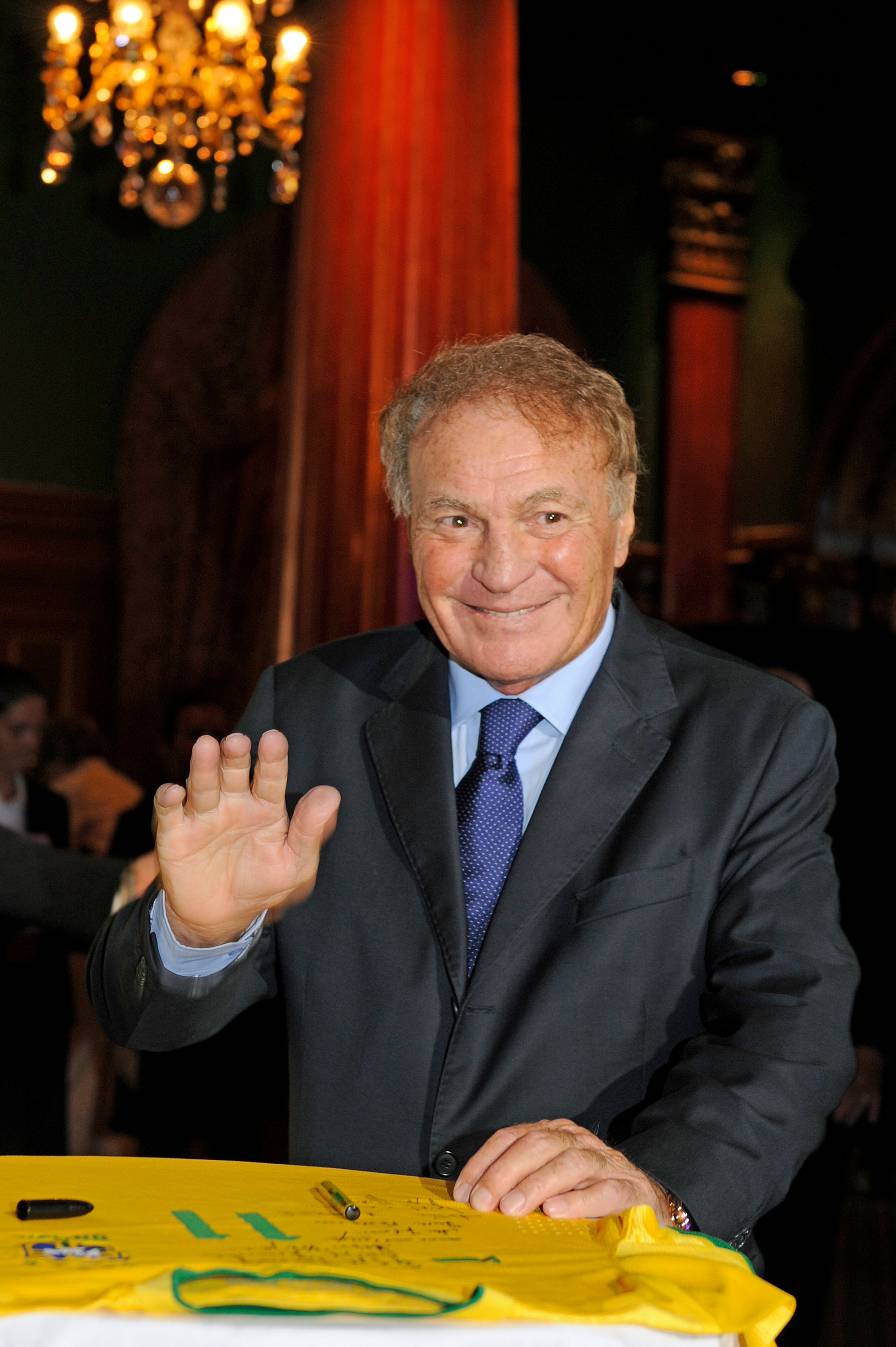 MATCHTRÖJA, signerad av bl a Pelé, Mazzola, Kurt "Kurre" Hamrin och ...