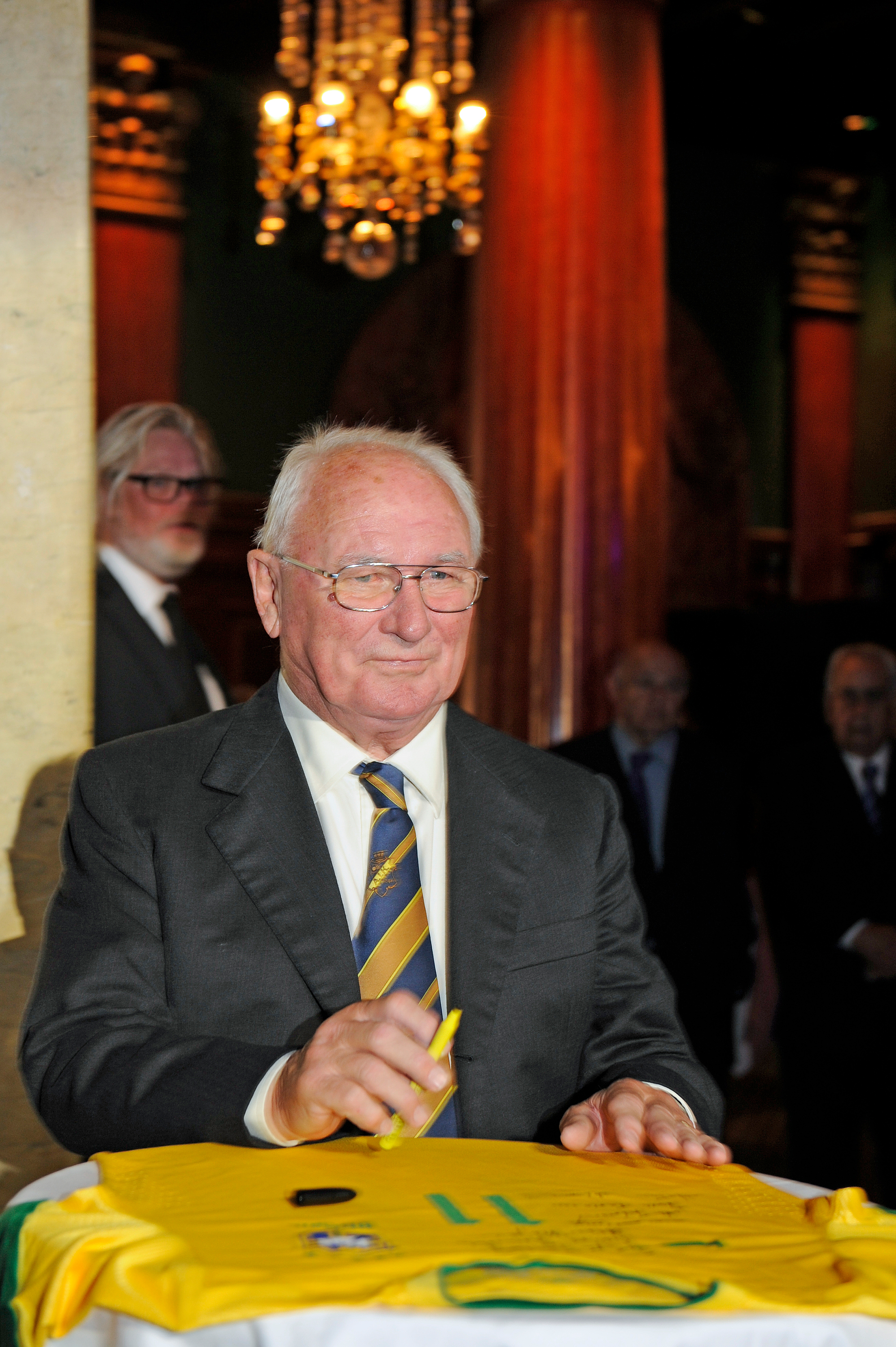 MATCHTRÖJA, signerad av bl a Pelé, Mazzola, Kurt "Kurre" Hamrin och ...