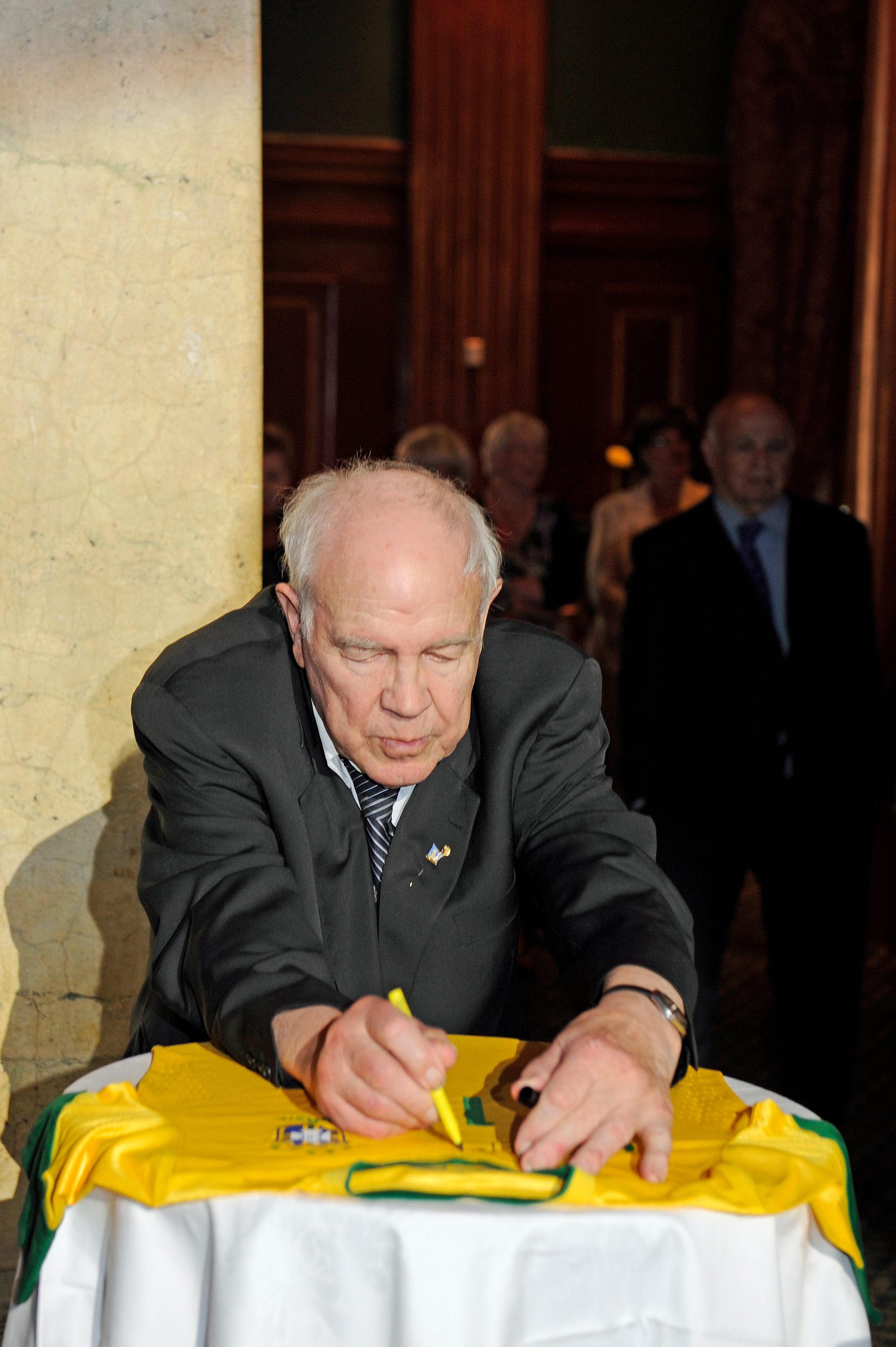 MATCHTRÖJA, signerad av bl a Pelé, Mazzola, Kurt "Kurre" Hamrin och ...