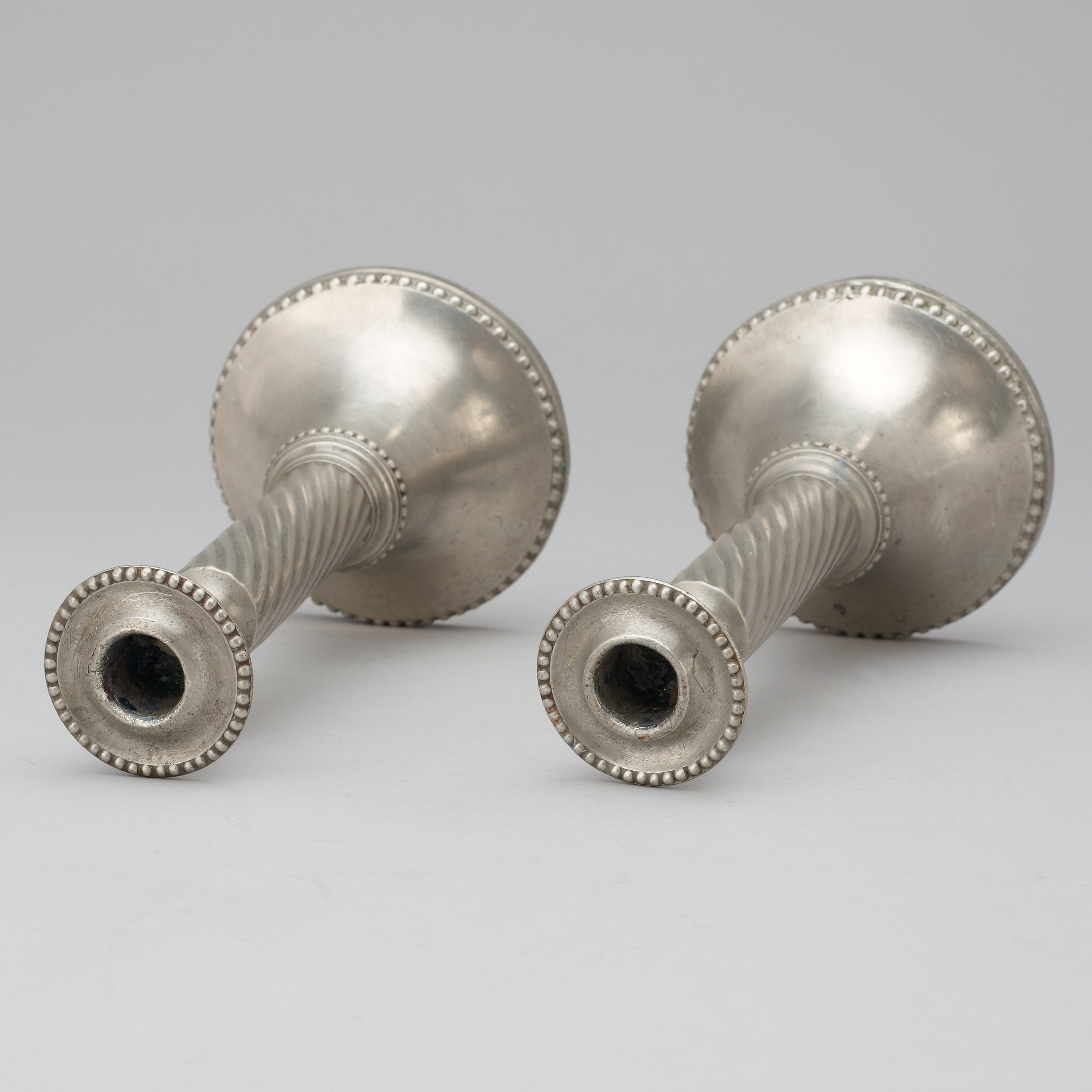 A pair of Gustavian pewter candlesticks by E. P. Krietz 1786. - Bukowskis