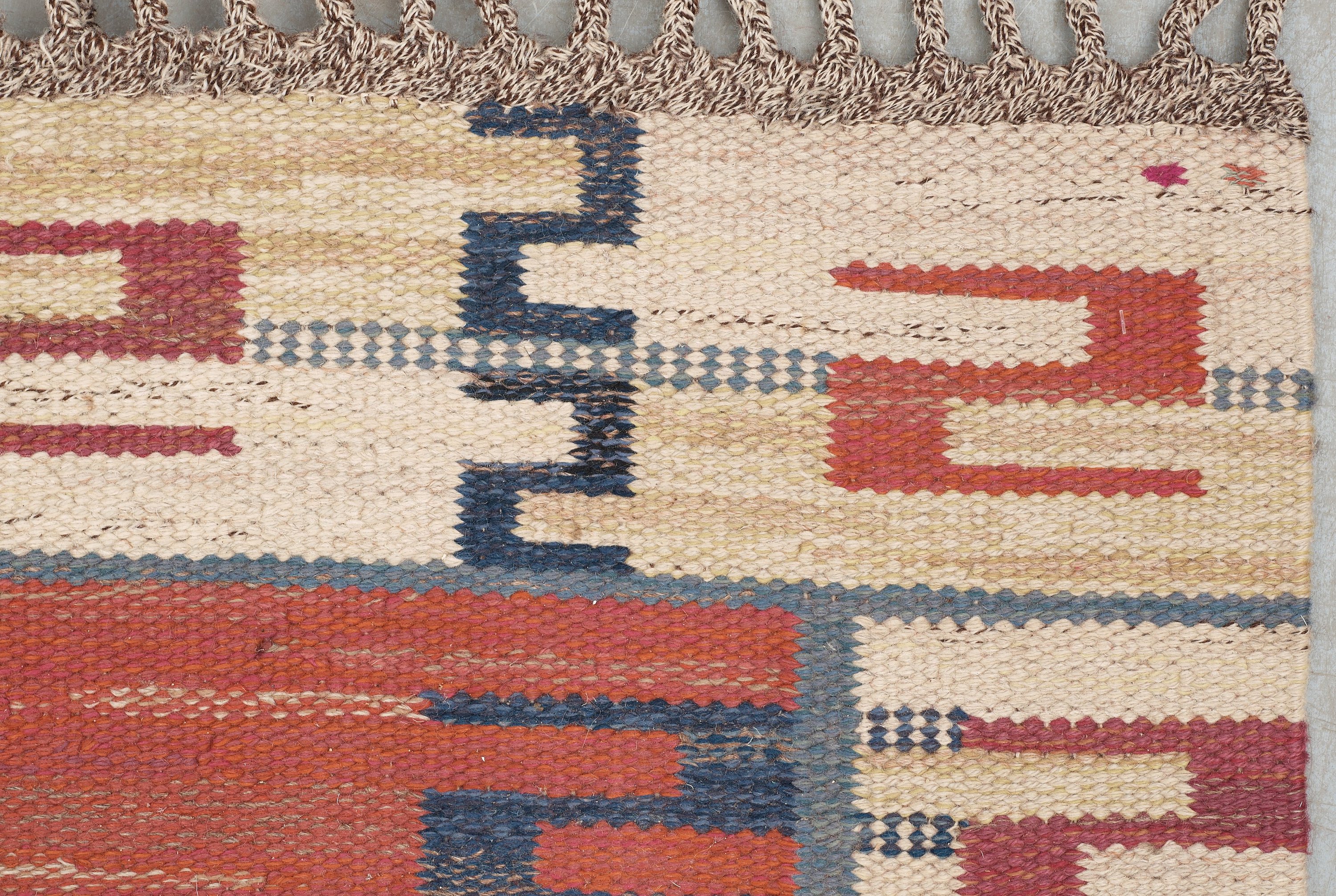 CARPET. "Röda Esset". Flat weave (rölakan). 264 x 187,5 cm. Signed AB ...