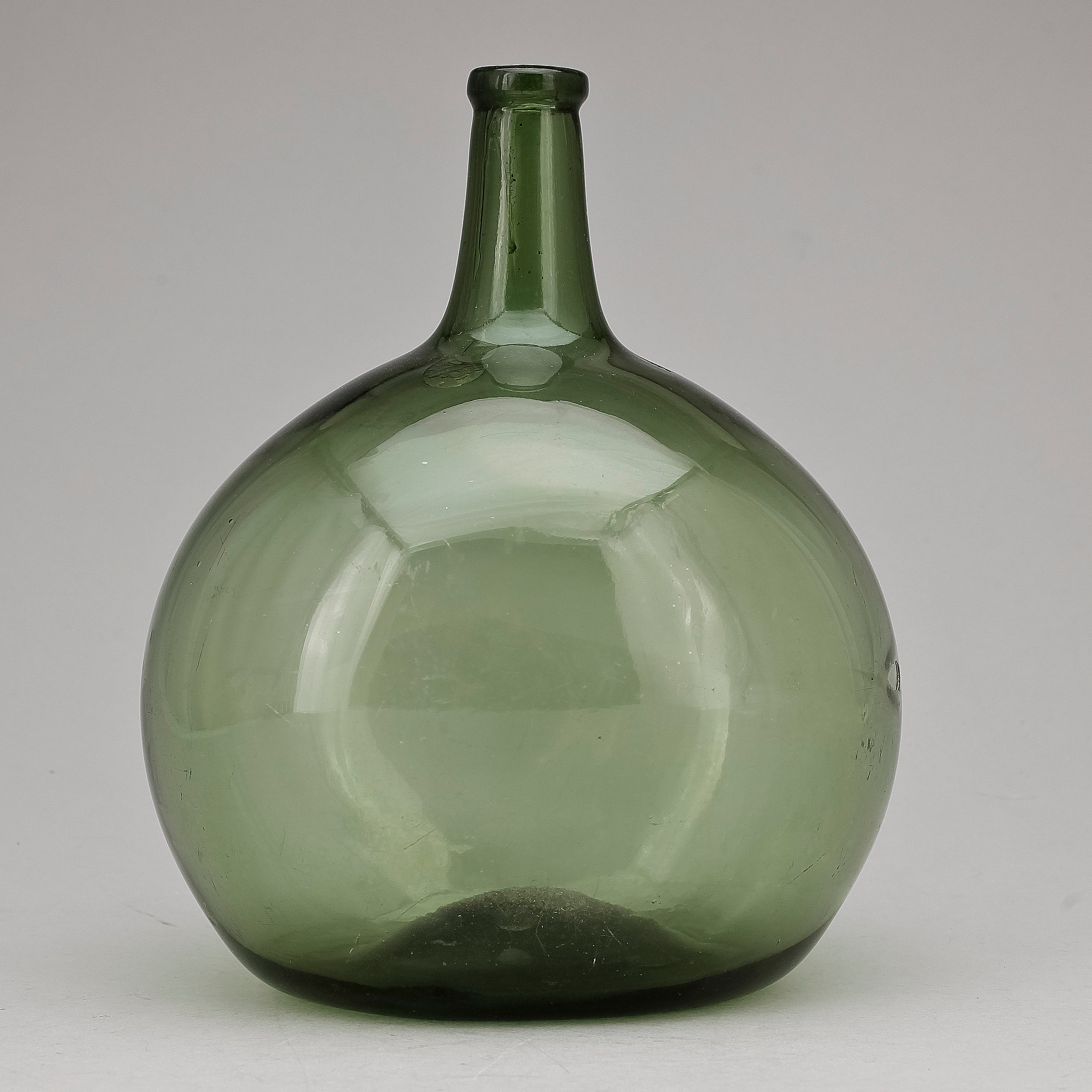 FLASKA, glas, 1700/1800-tal. - Bukowskis