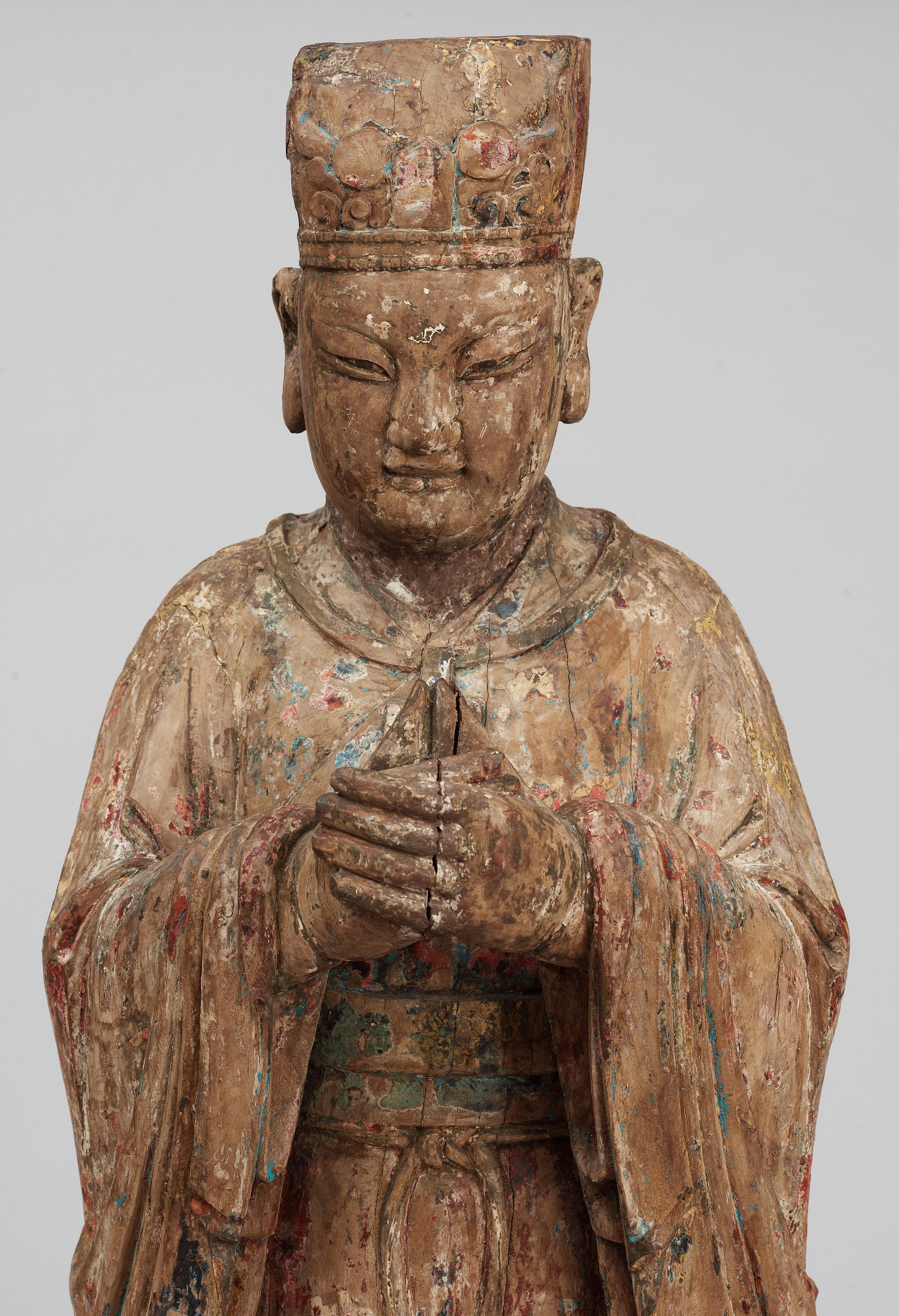 A wooden sculpture of a deity, Ming style. - Bukowskis