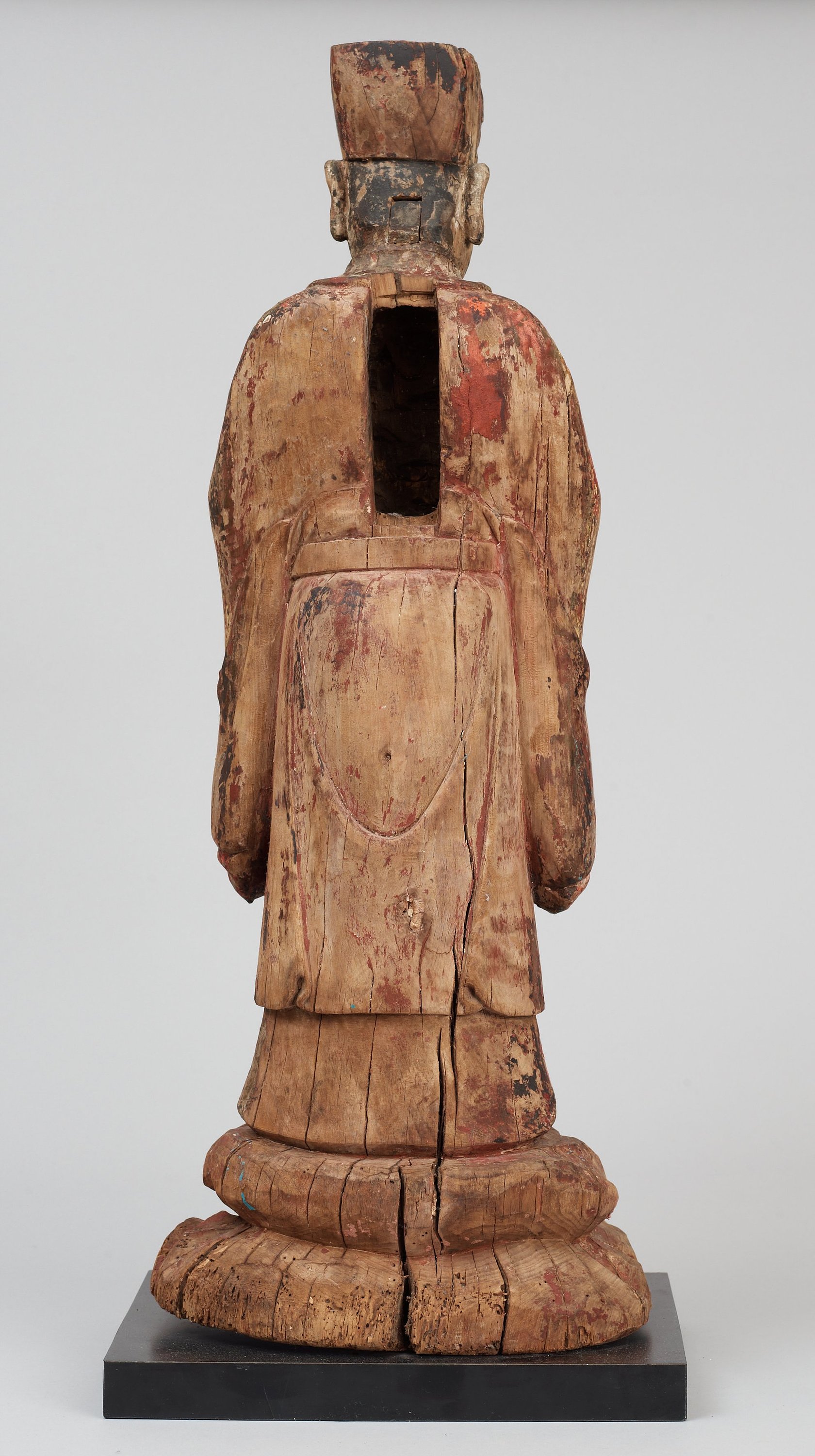 A wooden sculpture of a deity, Ming style. - Bukowskis
