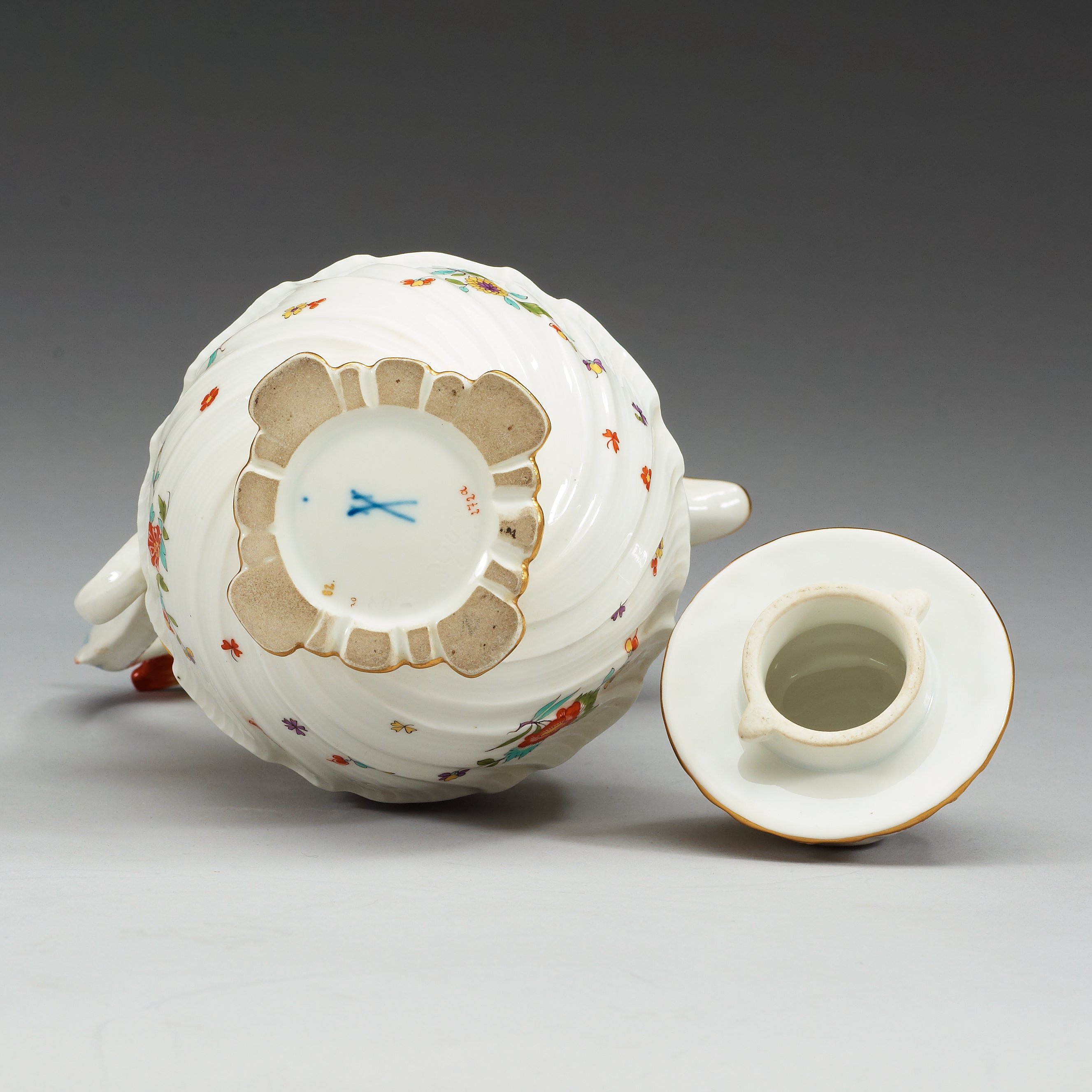 A Meissen teapot with cover, 20th Century. - Bukowskis