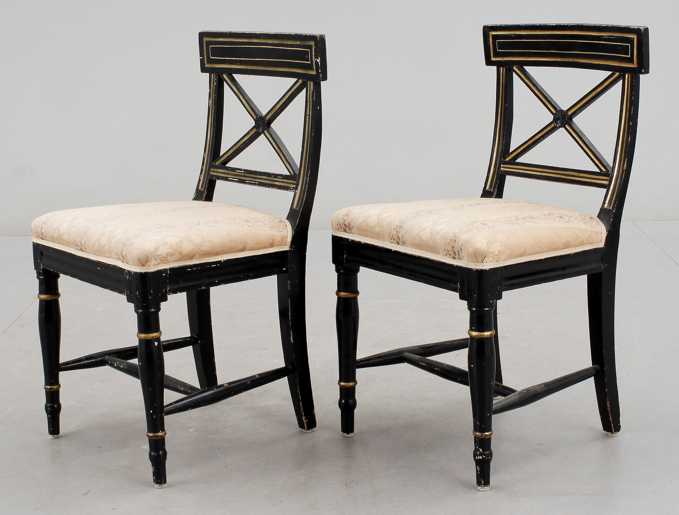 STOLAR, ett par, sengustavianska provinsarbeten, 1800-tal. - Bukowskis