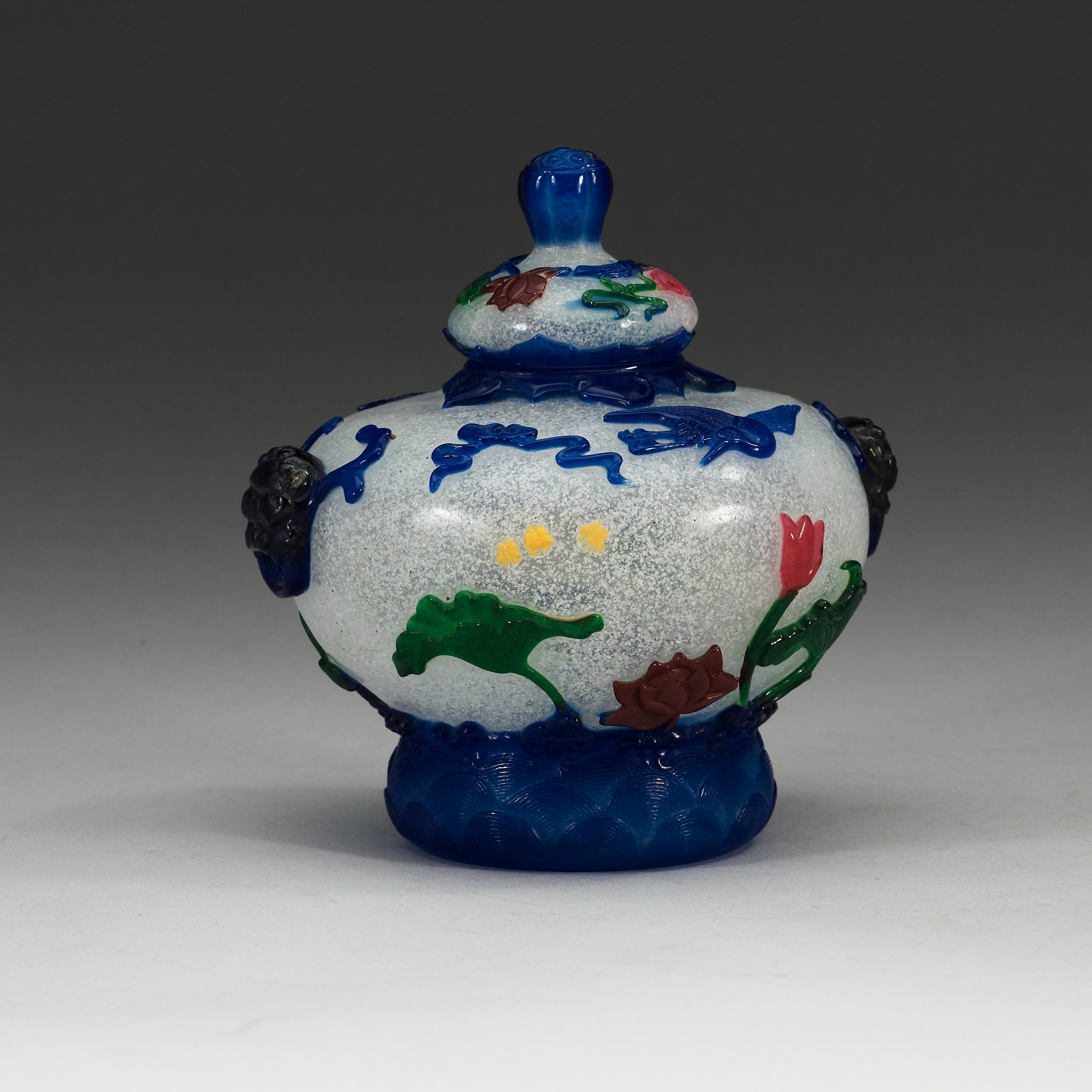 A Chinese Peking glass jar with cover. - Bukowskis