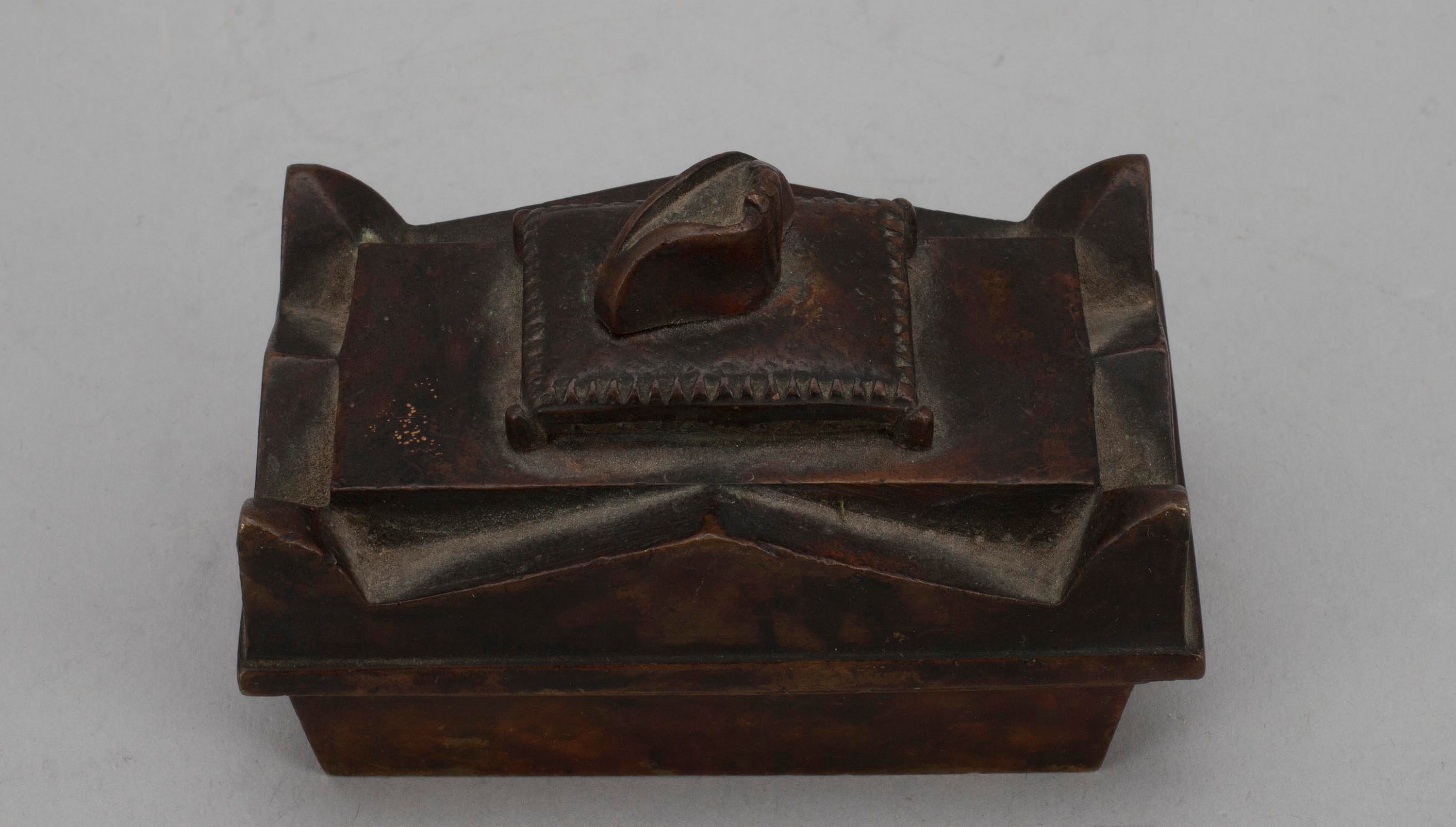 SOUVENIR / ASK i form av Napoleons sarkofag, patinerad brons. - Bukowskis