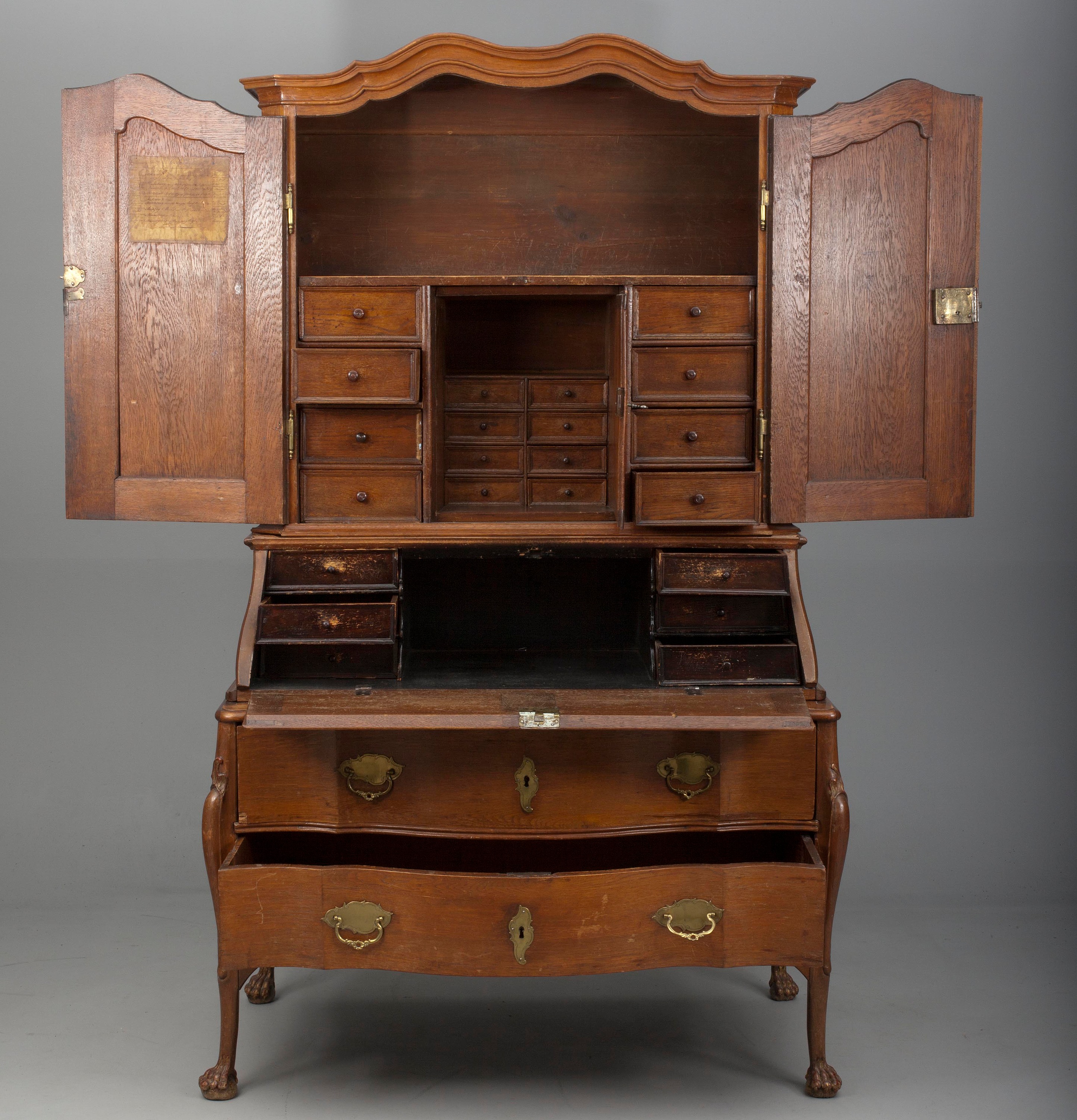 A TWO-PIECE WRITING CABINET. - Bukowskis