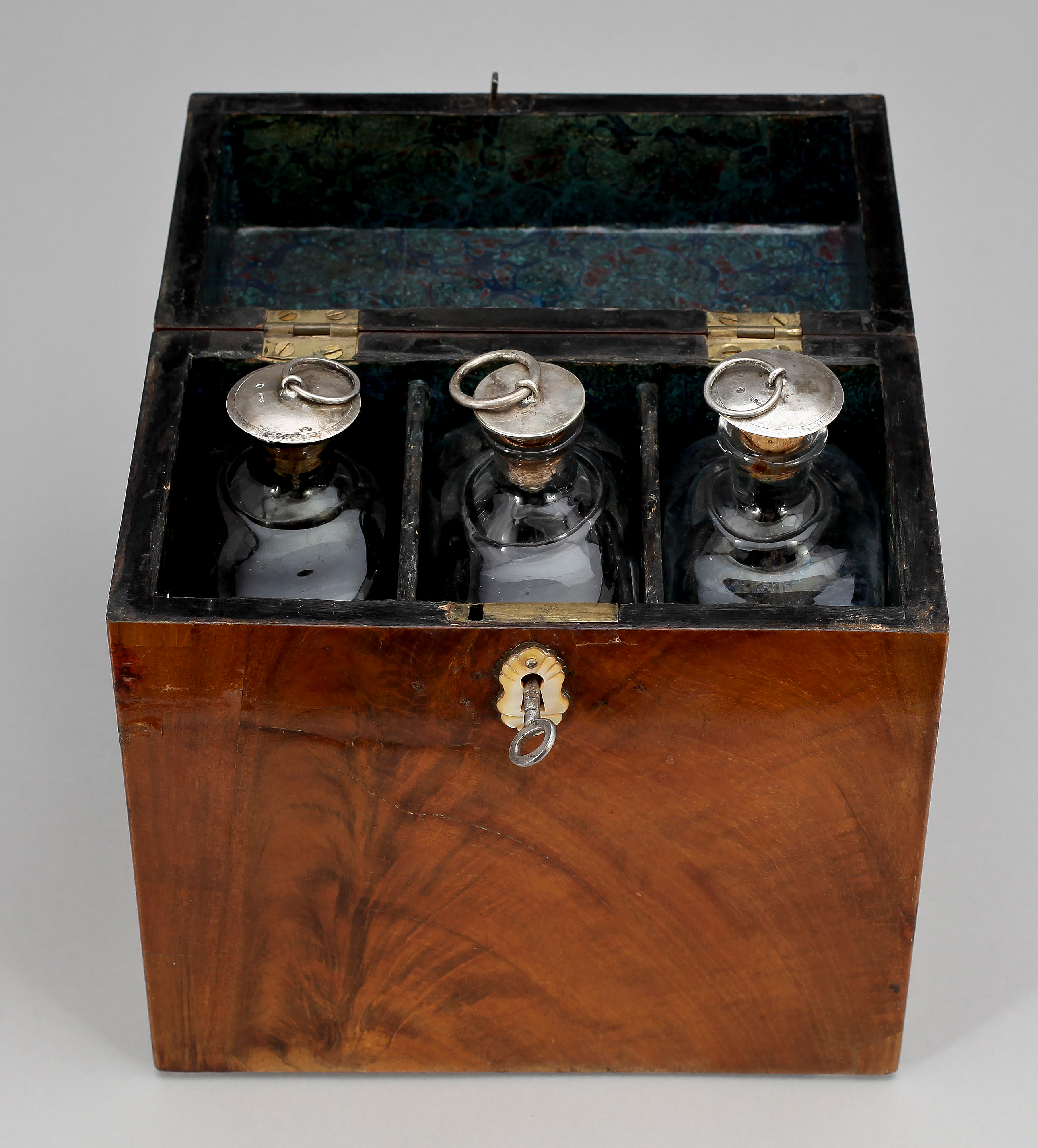 BRÄNNVINSSCHATULL MED FLASKOR, 1800-tal. - Bukowskis