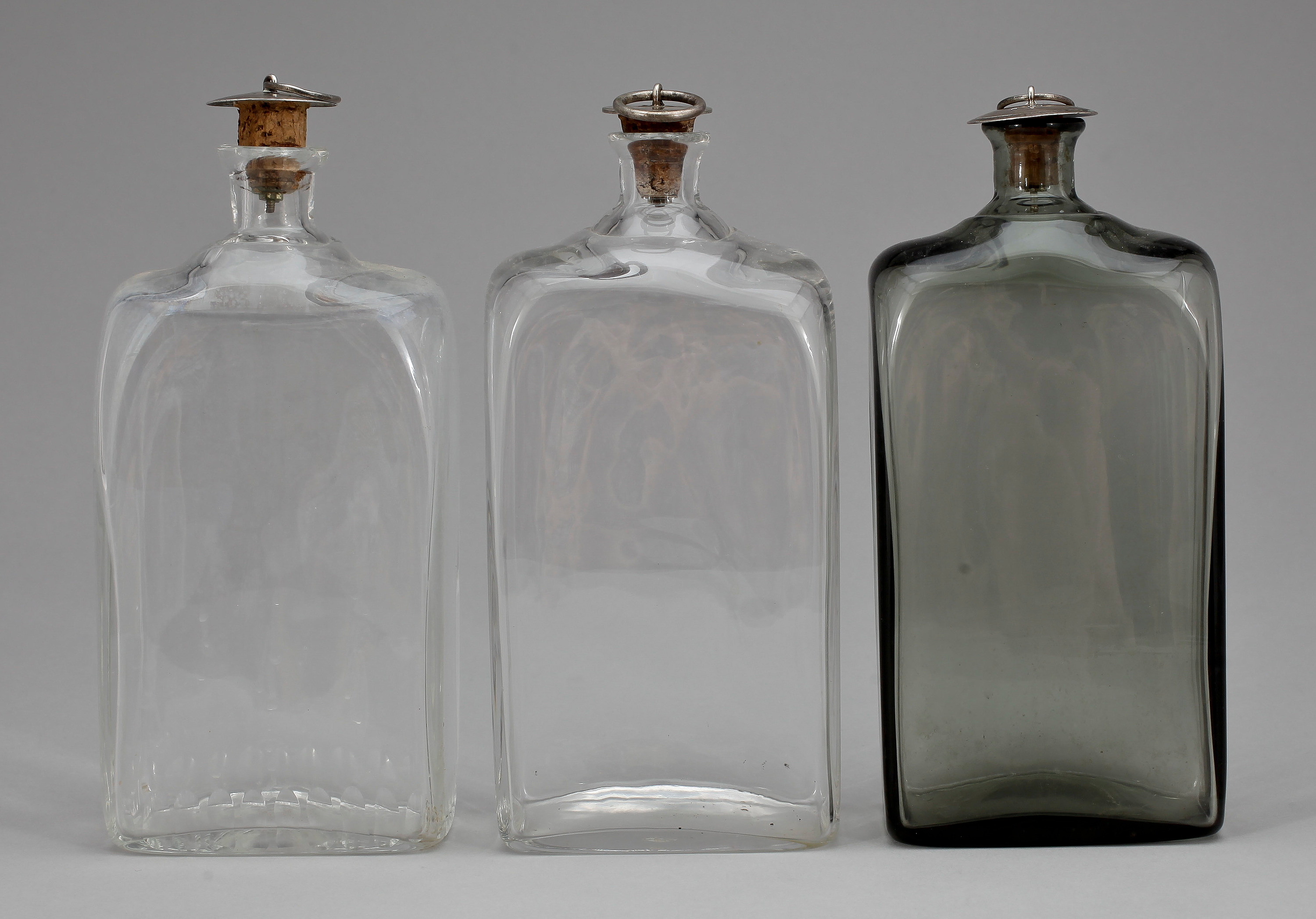 BRÄNNVINSSCHATULL MED FLASKOR, 1800-tal. - Bukowskis