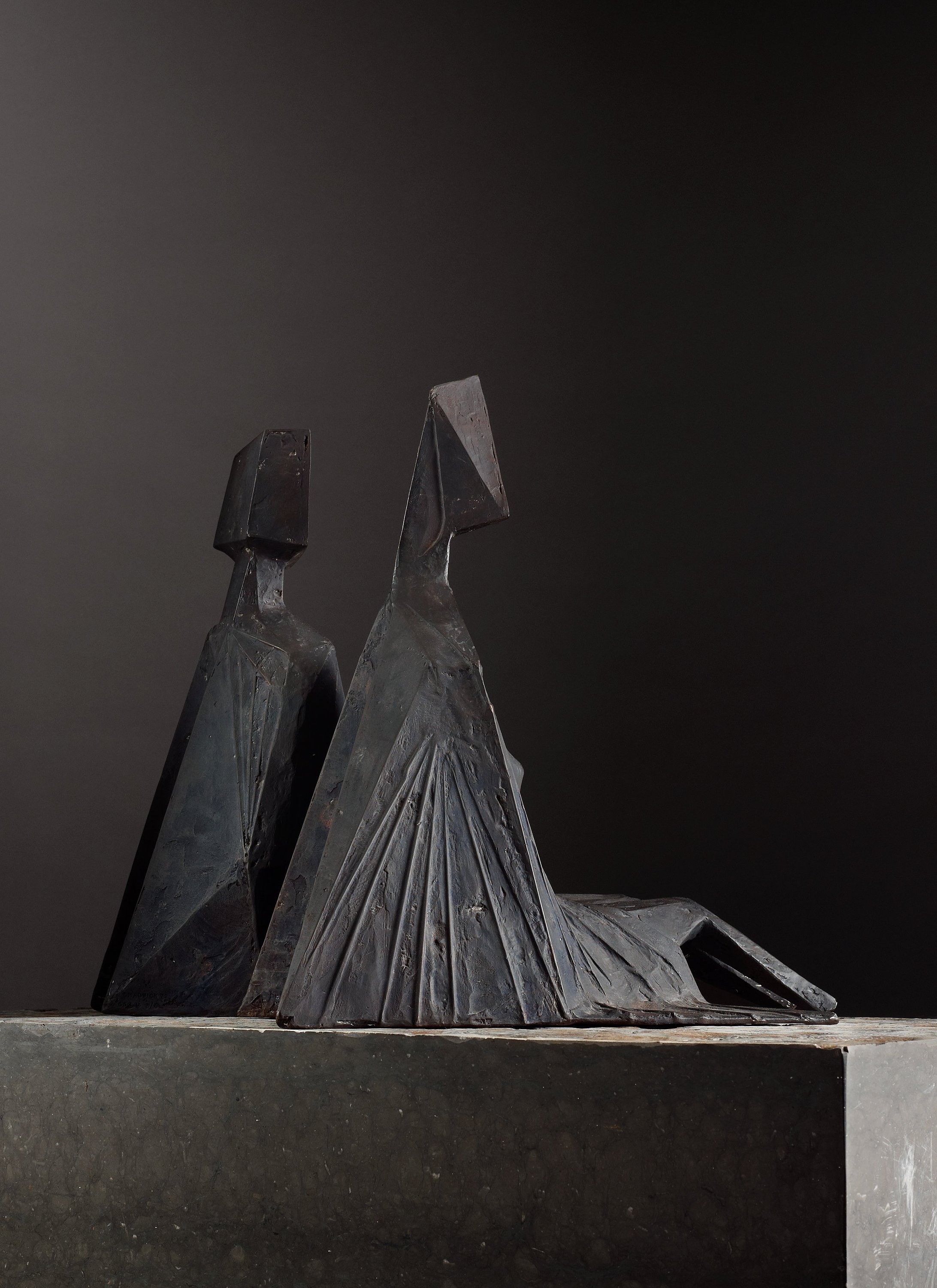 Lynn Chadwick, "Pair of sitting figures". - Bukowskis