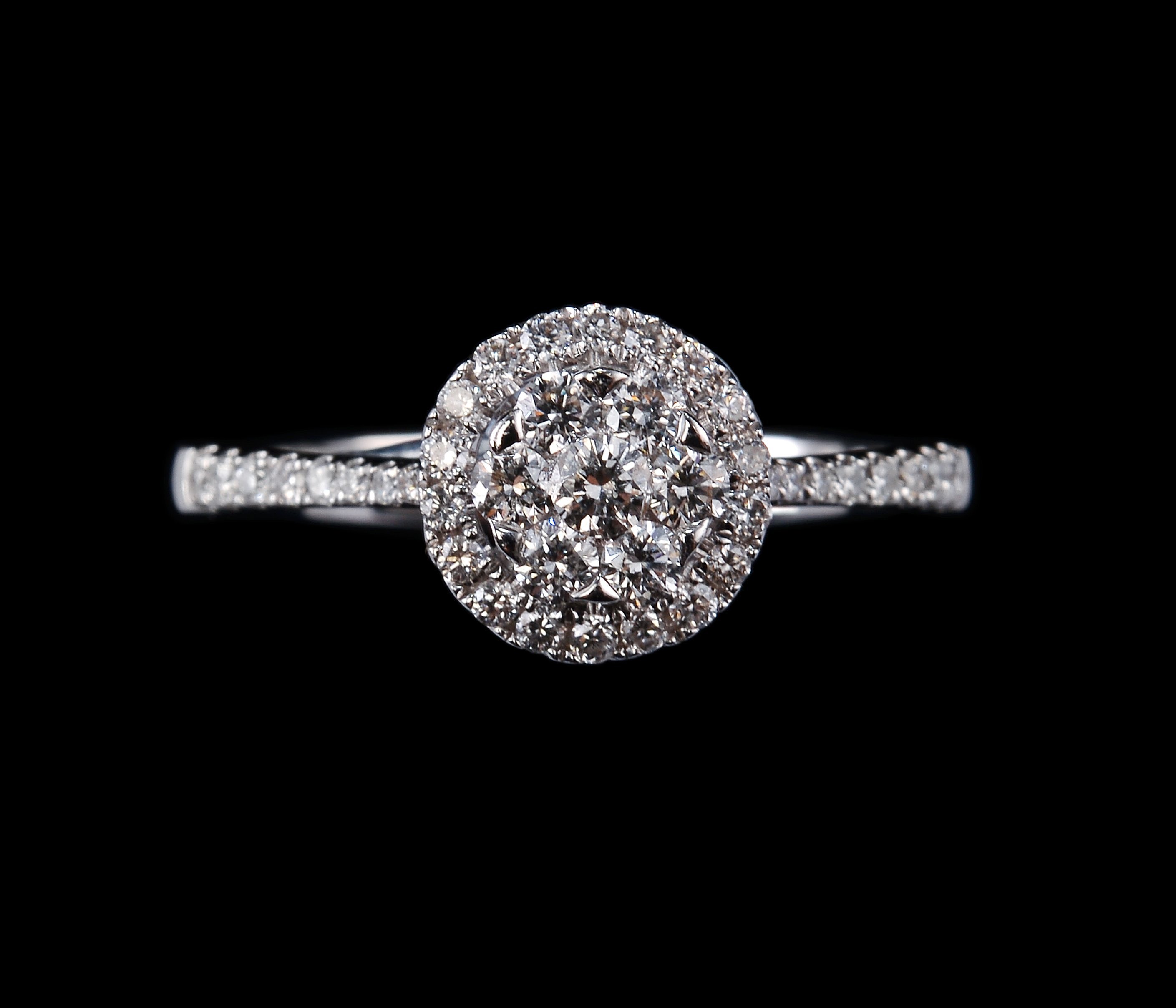 RING, briljantslipade diamanter ca 0.50 ct. 18K vitt guld. Vikt 3,3 g ...