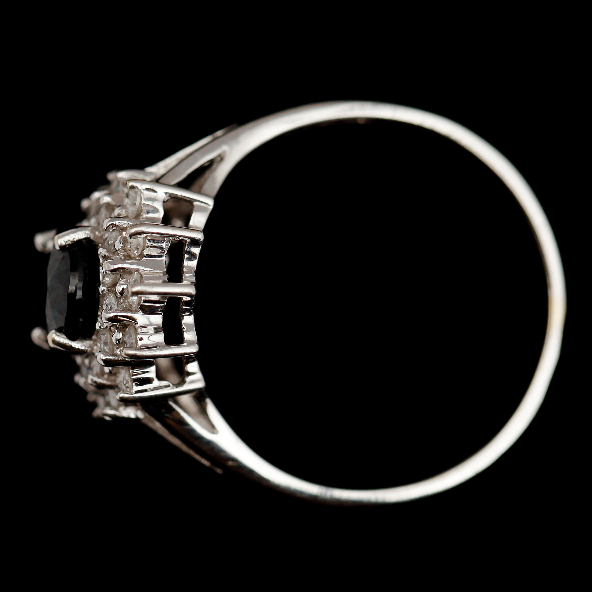 RING 14 K Vitguld Med Safir Och Briljanter Bukowskis ring-14-k-vitguld-med-safir-och-briljanter-bukowskis