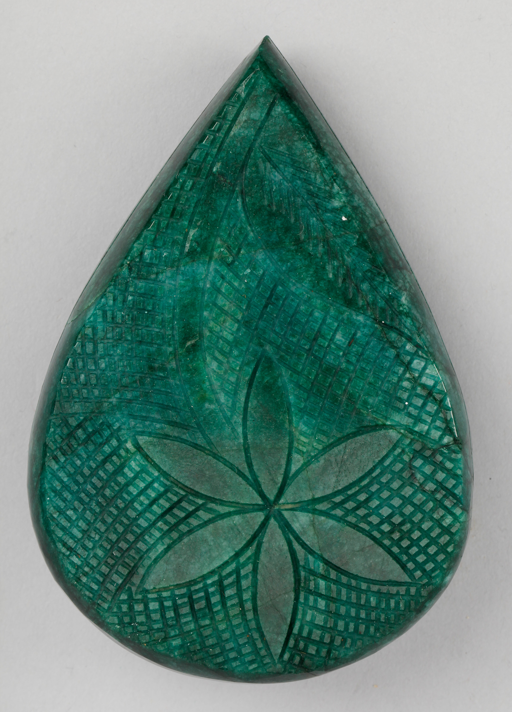 NATURLIG SMARAGD, droppformad med skuren dekor. Ca 1895ct enligt ...
