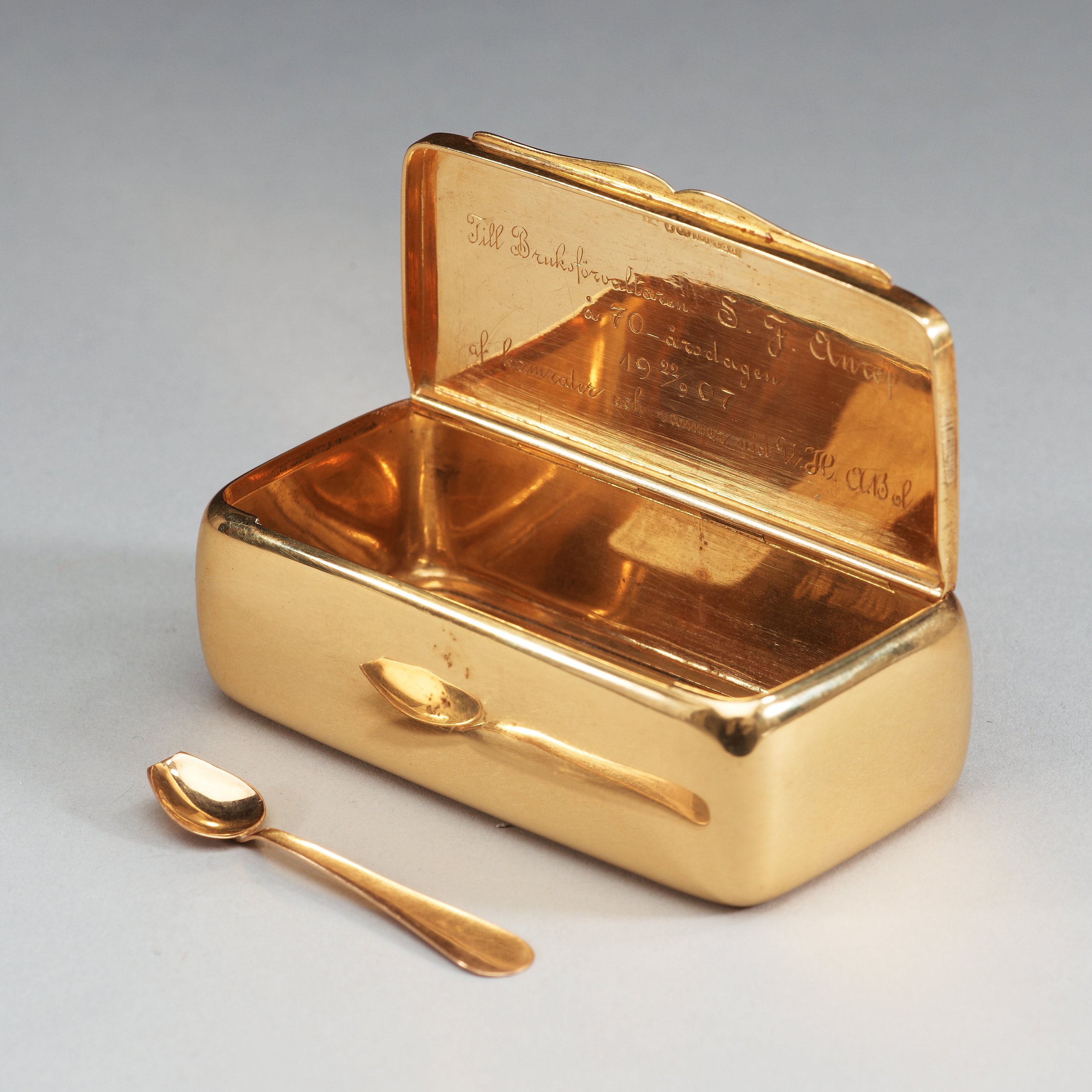 SNUSDOSA, guld 18k, av Pehr Fredrik Palmgren, Stockholm 1875 med ...