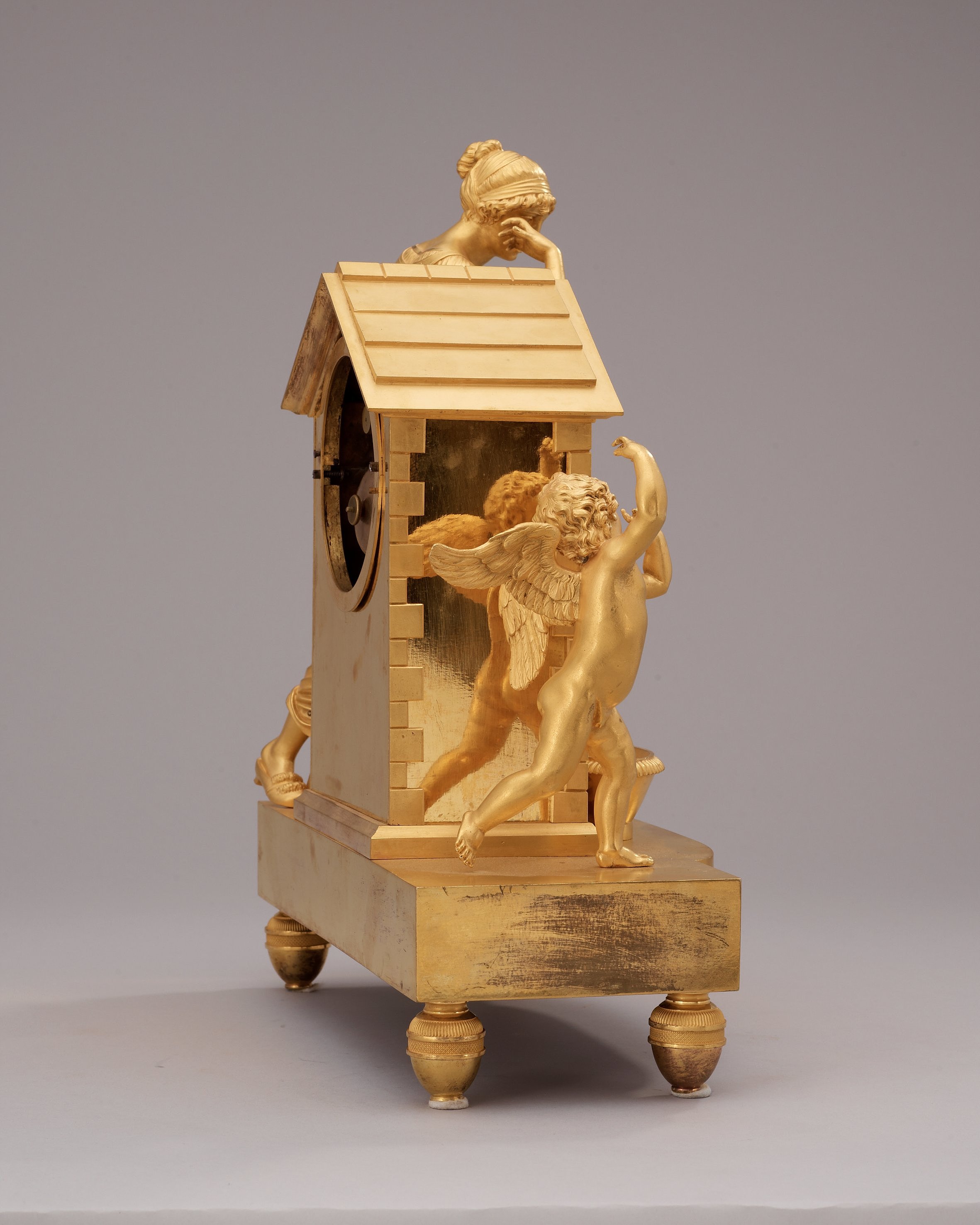 A French Empire early 19th century mantel clock. - Bukowskis