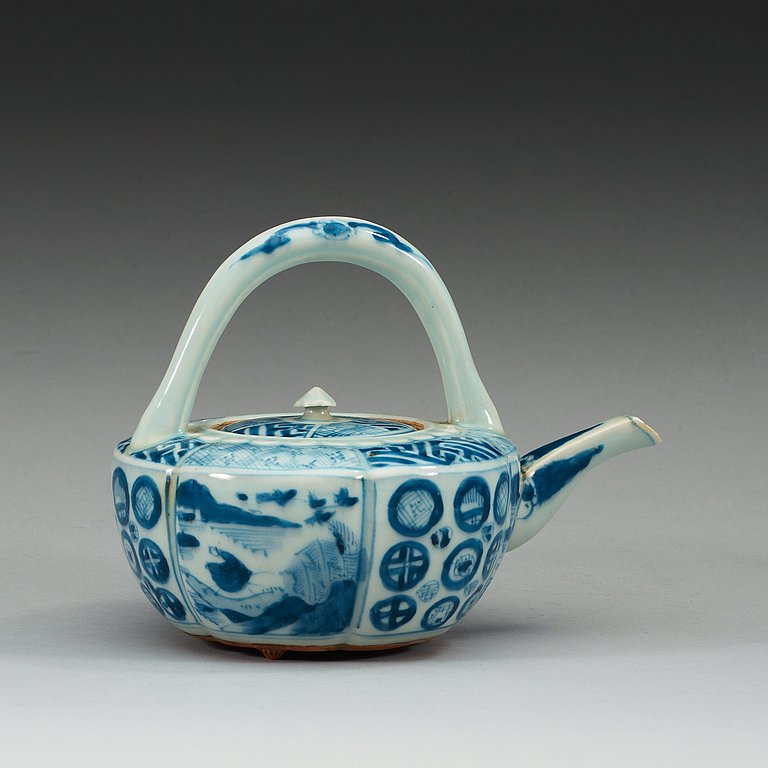 A blue and white Japanese tea pot with cover. - Bukowskis