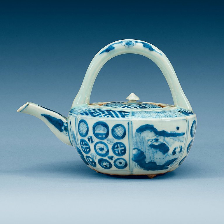 A blue and white Japanese tea pot with cover. - Bukowskis