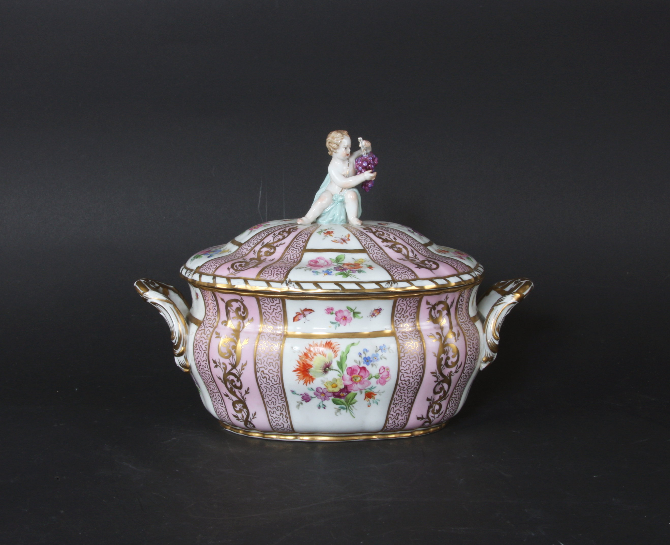 TERRIN MED LOCK, porslin, KPM, Berlin, 1900-tal. Proveniens: Git Gay. - Bukowskis