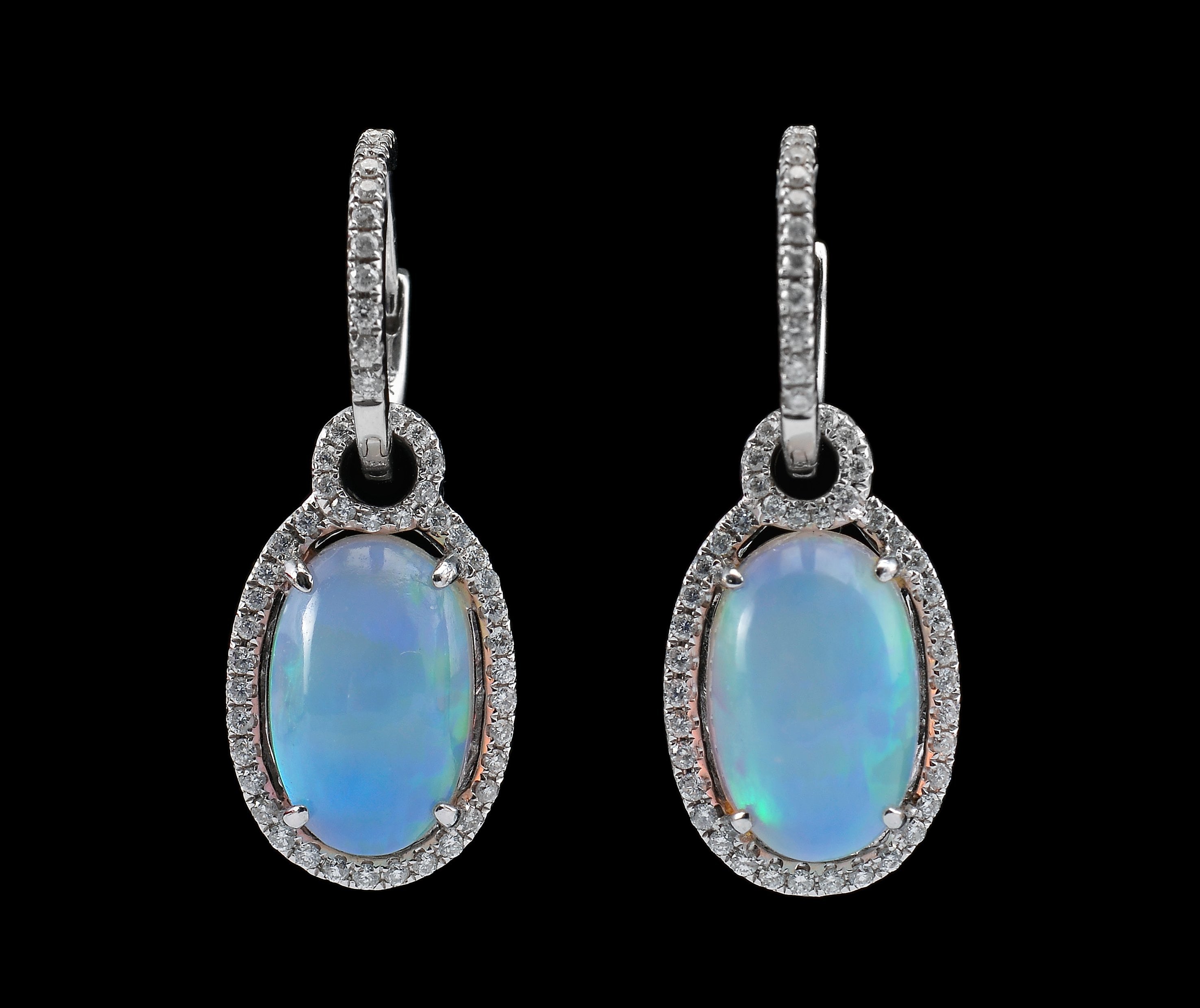 ÖRHÄNGEN, briljantslipade diamanter ca 1.10 ct. Opaler. - Bukowskis