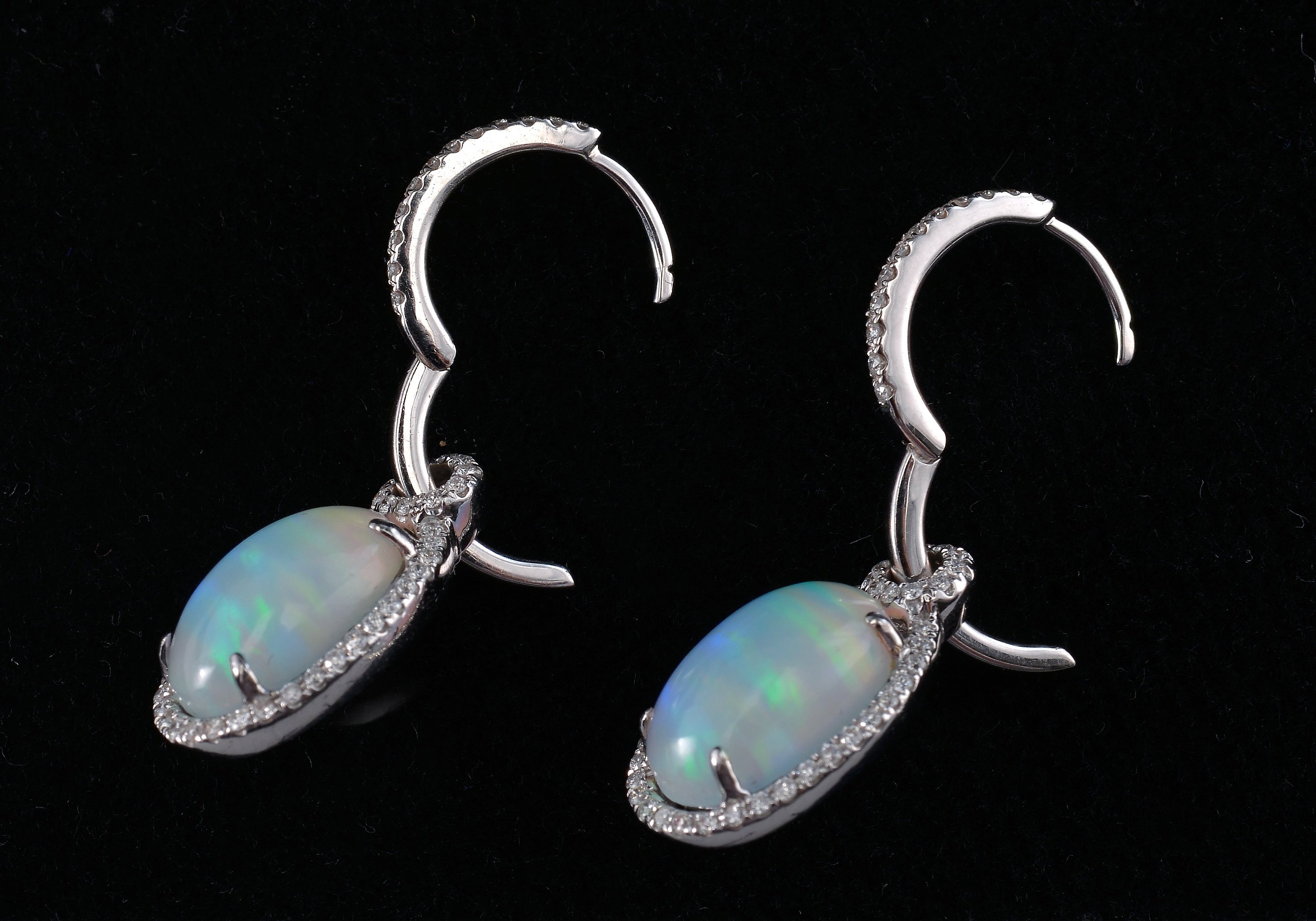 ÖRHÄNGEN, briljantslipade diamanter ca 1.10 ct. Opaler. - Bukowskis