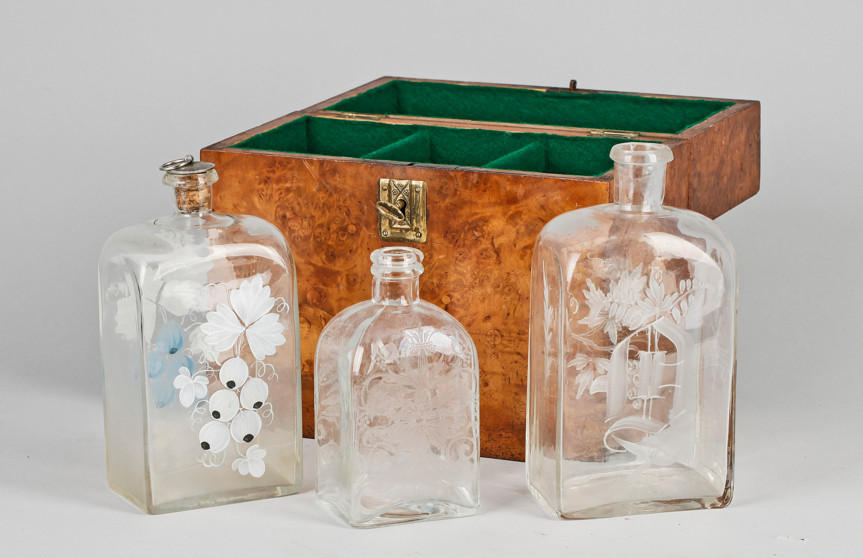 BRÄNNVINSSCHATULL MED 3 FLASKOR, 1800-tal. - Bukowskis