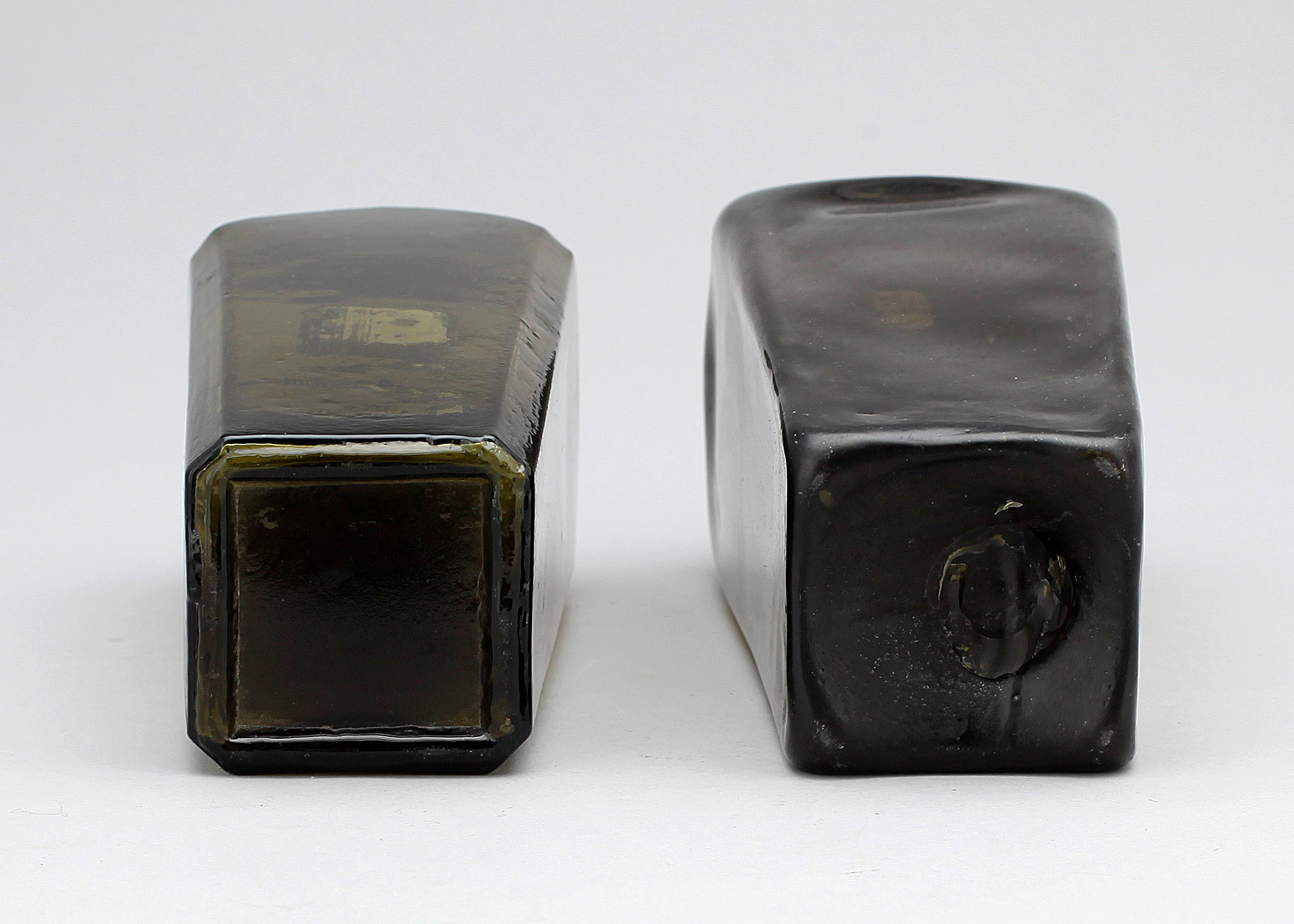 FLASKOR, 2 st, glas, 1700/1800-tal. - Bukowskis