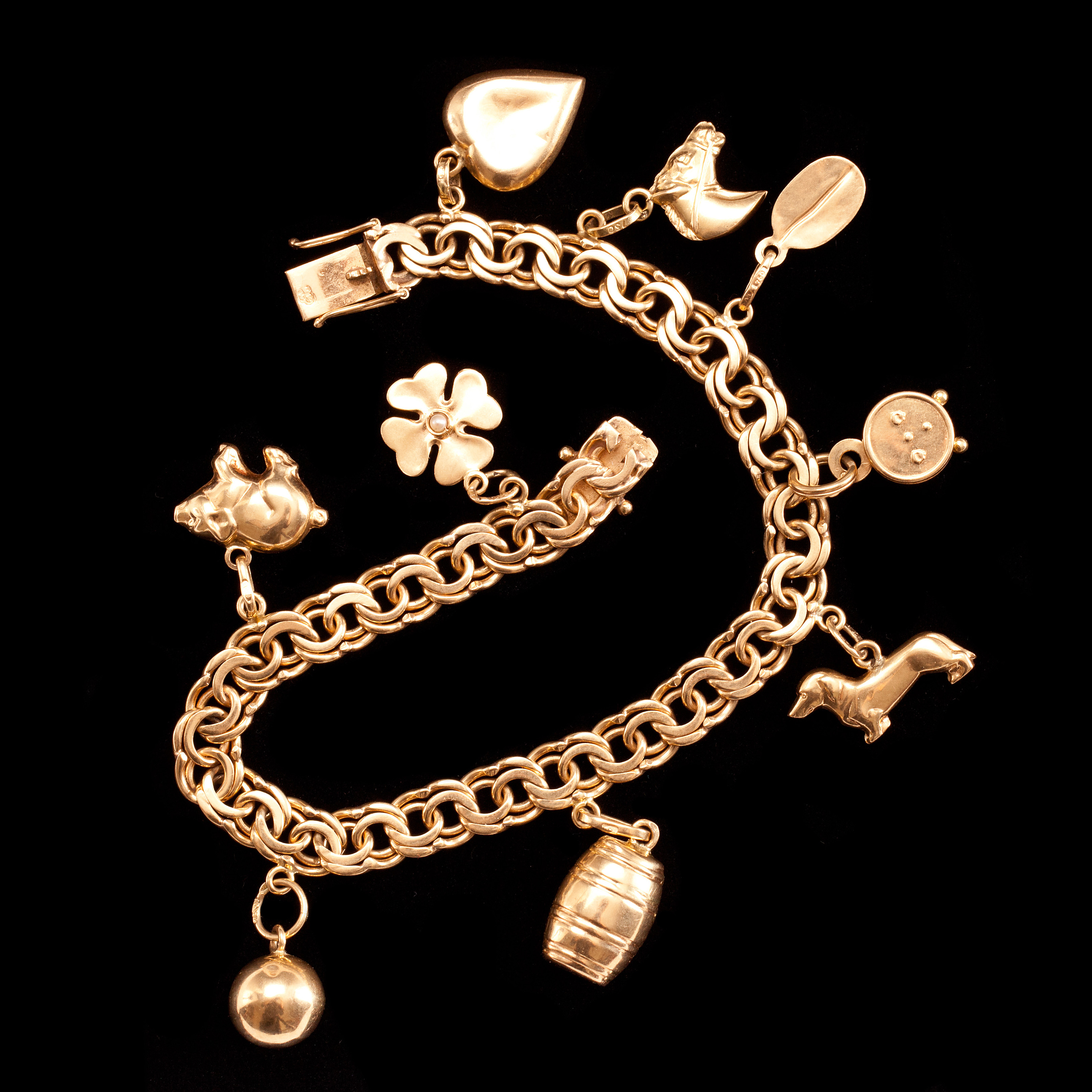 ARMBAND, 18k guld med berlocker. 1964. Vikt ca 24 g. - Bukowskis