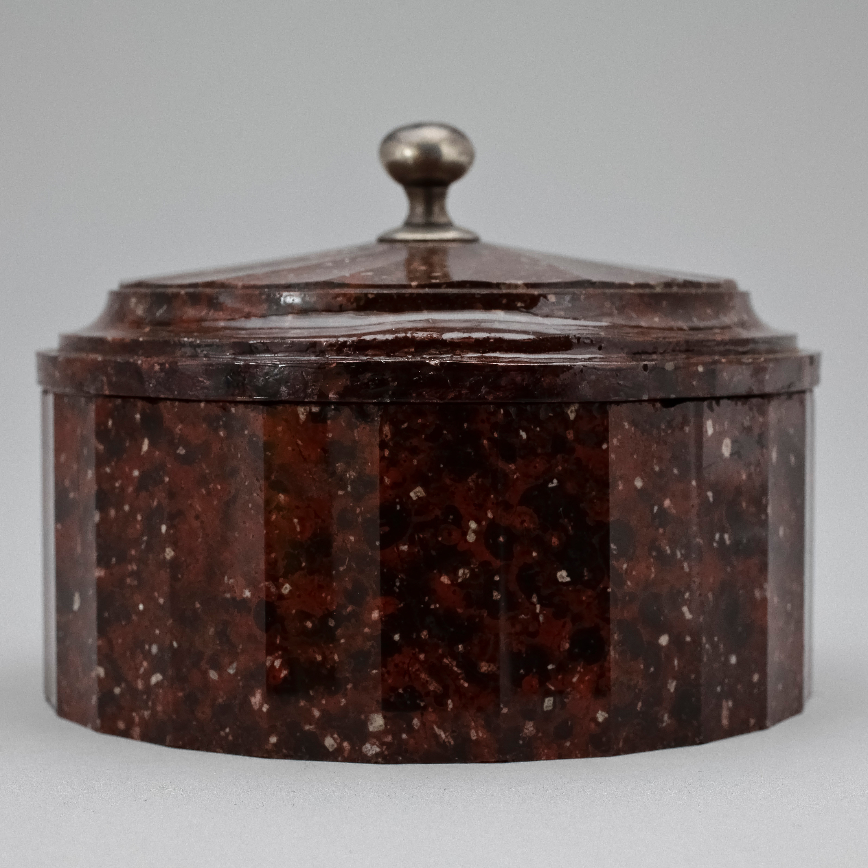 SMÖRASK, porfyr, empire, 1800-tal. - Bukowskis