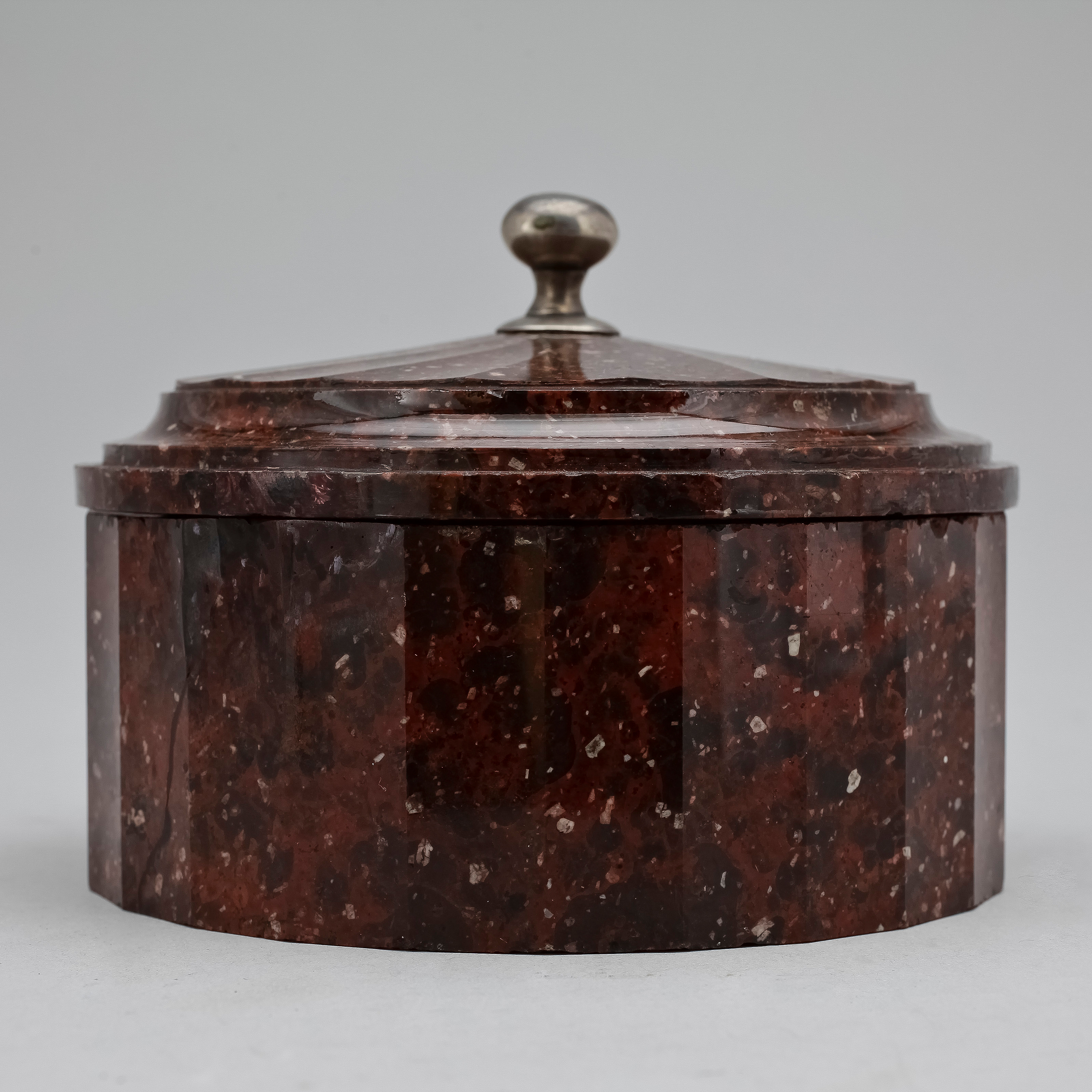 SMÖRASK, porfyr, empire, 1800-tal. - Bukowskis