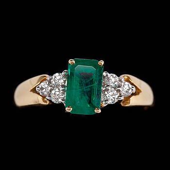 RING, 18k guld med smaragd samt briljantslipade diamanter. Vikt 3 g. - Bukowskis